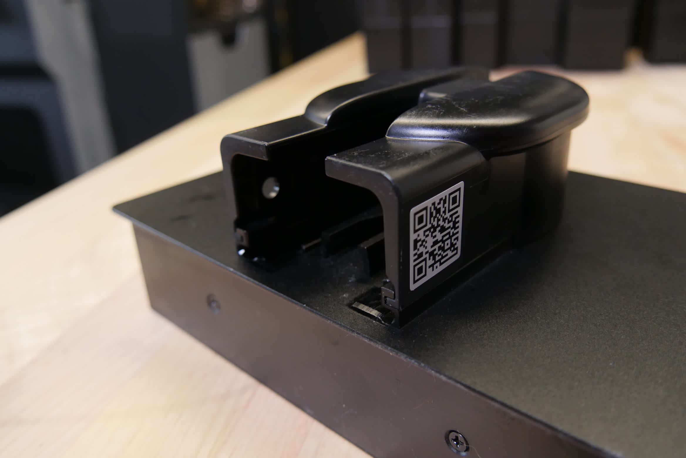 Replacing the Form 4 build platform handle