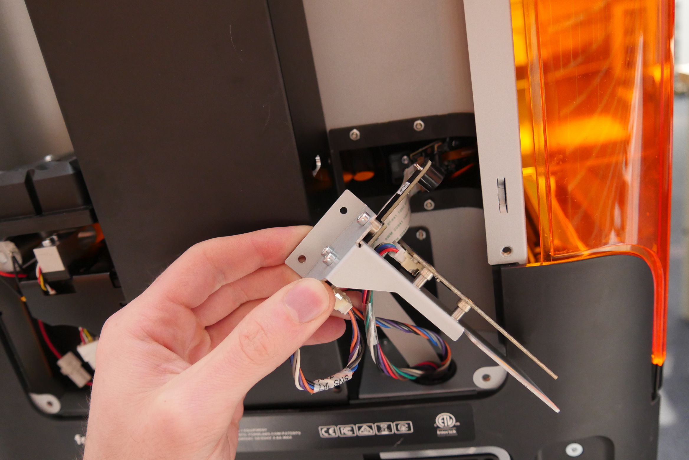 Replacing the Form 4 resin tank RFID board