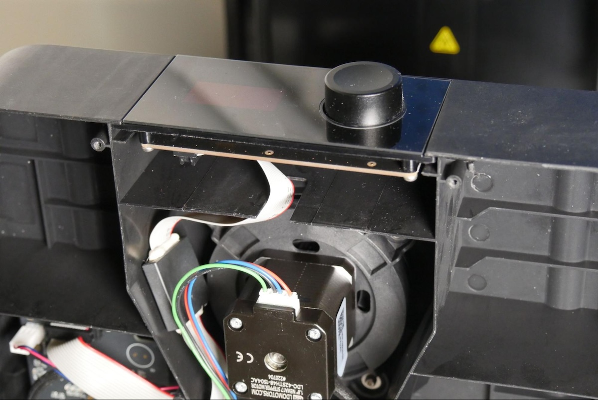 Replacing the Form Wash (2nd Generation) display assembly