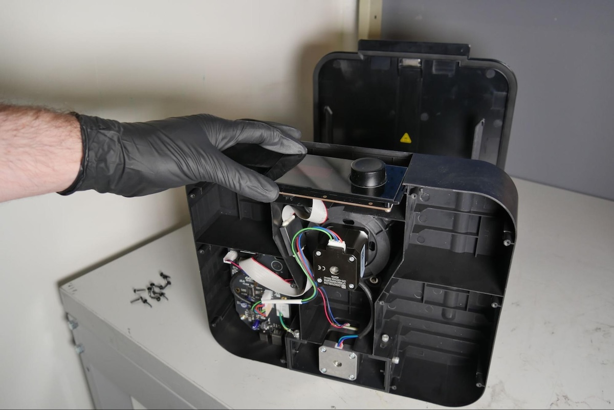 Replacing the Form Wash (2nd Generation) display assembly