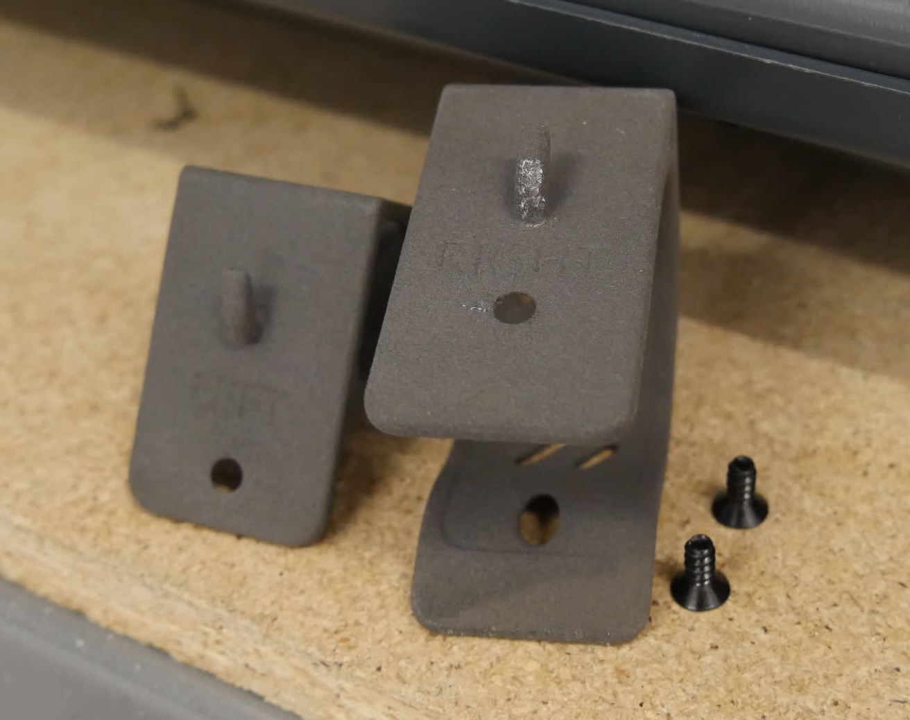 Replacing the Form Wash L solvent pump clips