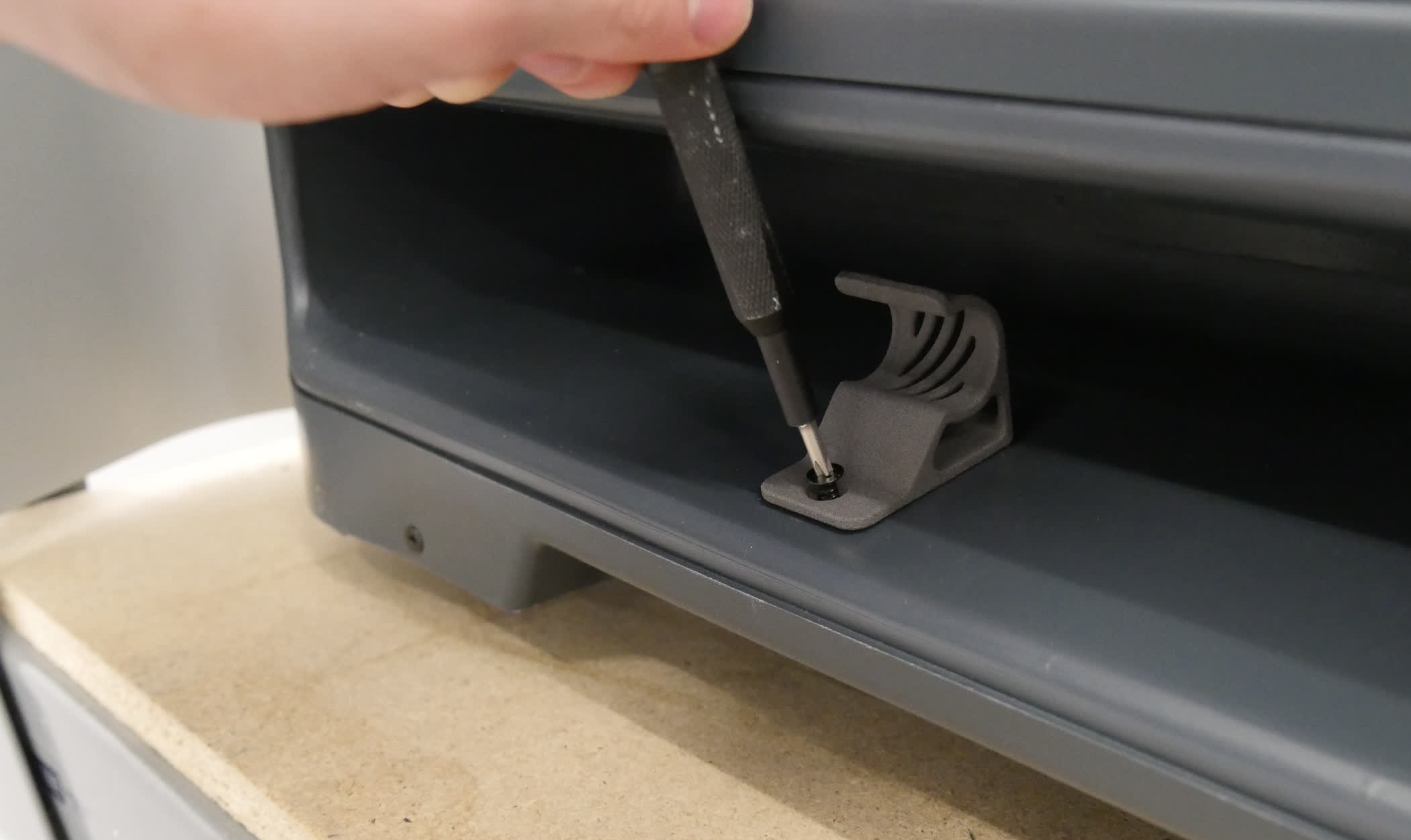 Replacing the Form Wash L solvent pump clips