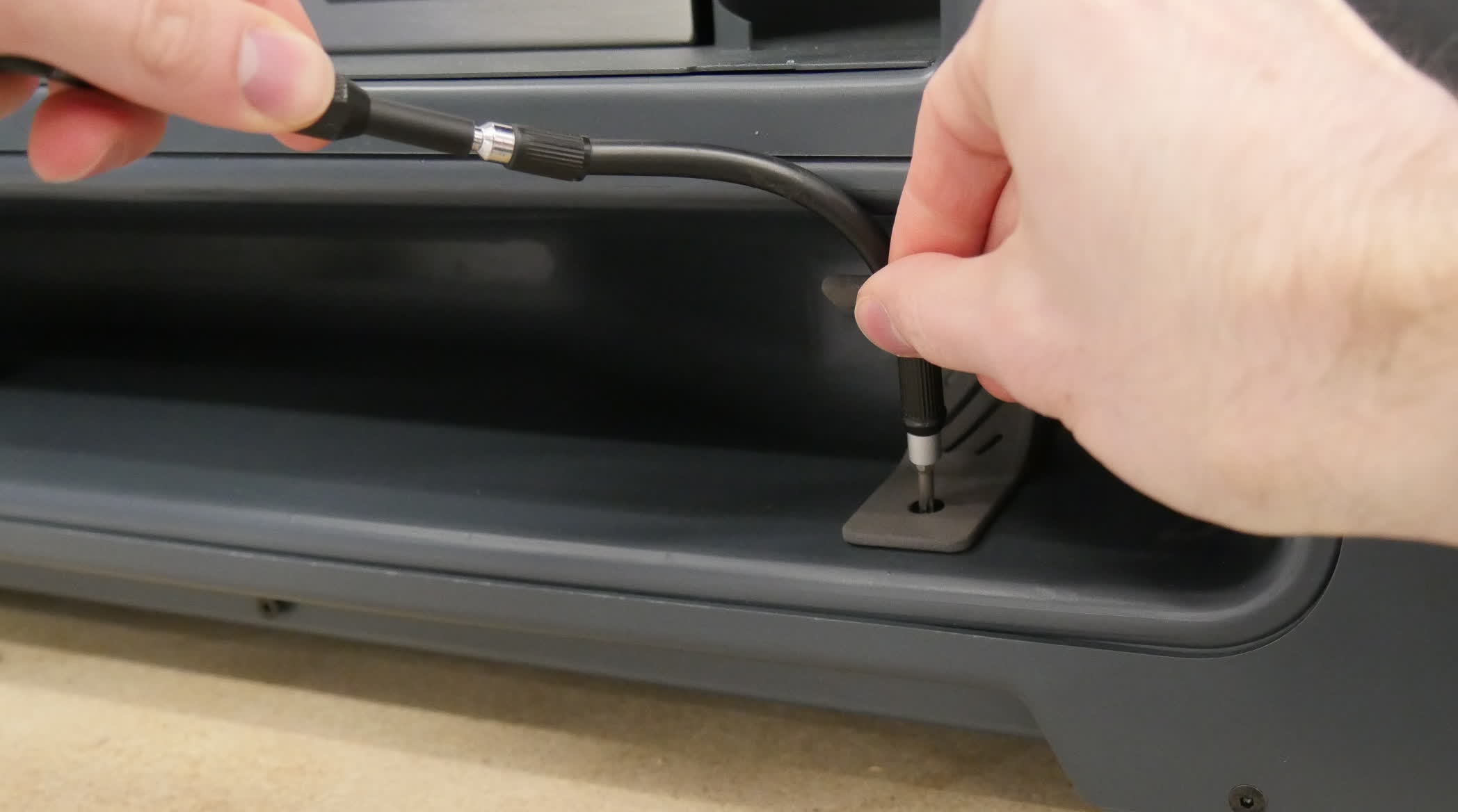 Replacing the Form Wash L solvent pump clips