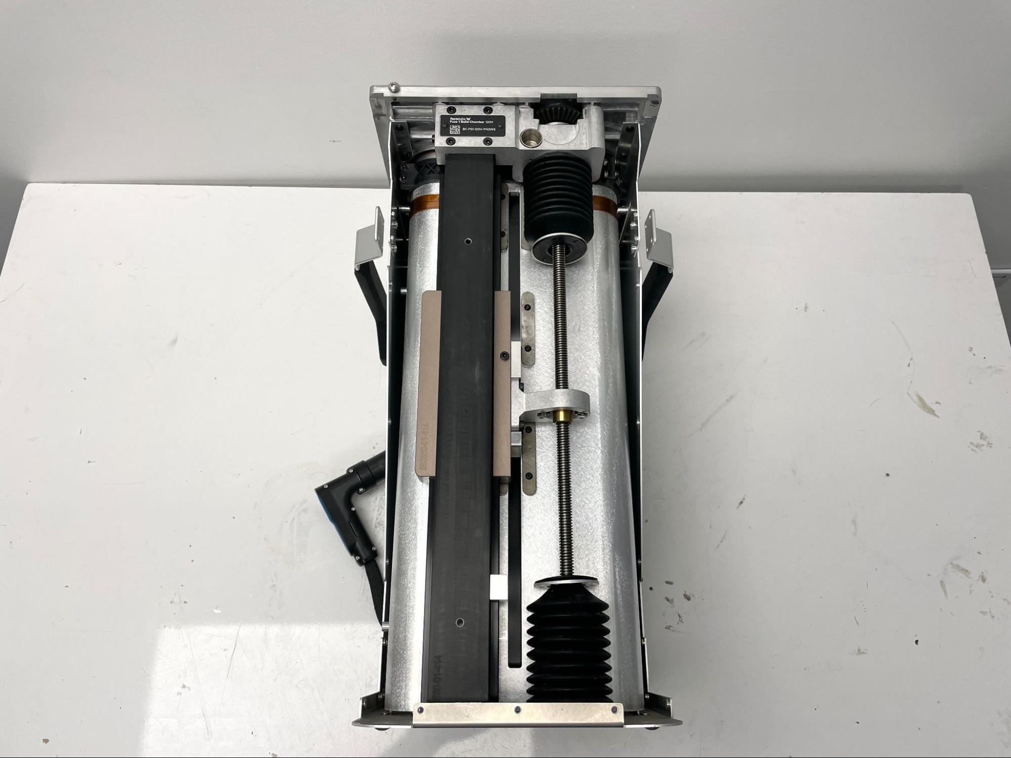 Checking and securing the Fuse 1 generation build chamber piston arm screws