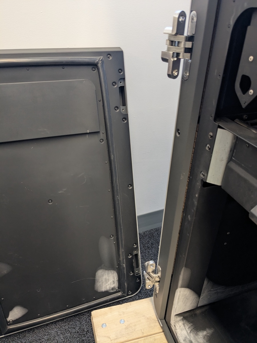 Replacing the Fuse 1 generation print enclosure door hinges