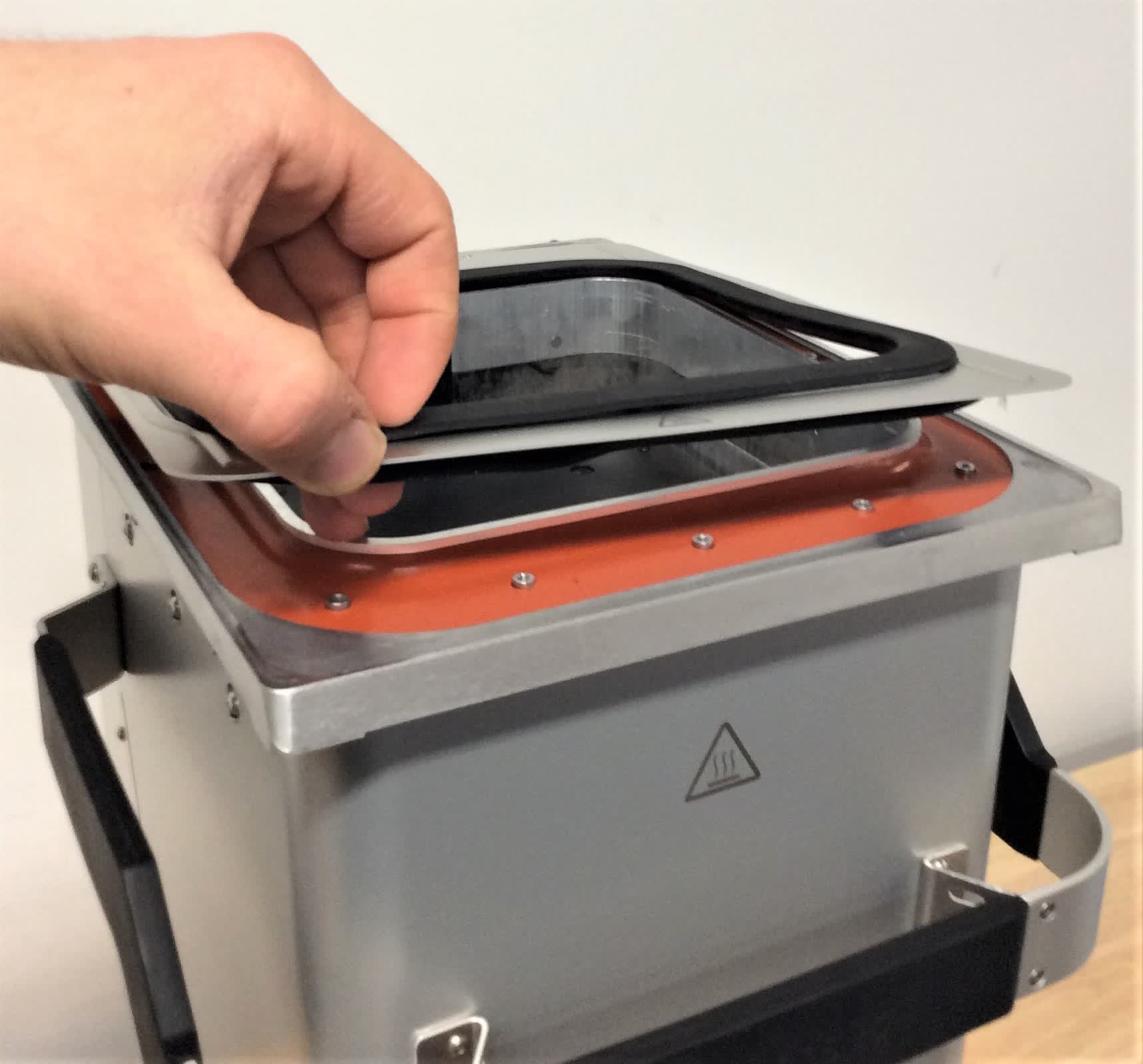 Replacing the Fuse 1 generation build chamber external frame gasket