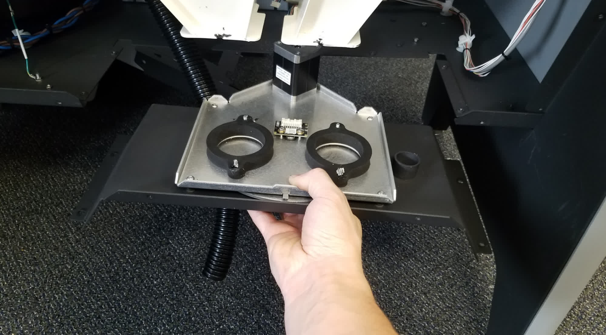 Replacing the Fuse Sift doser assembly