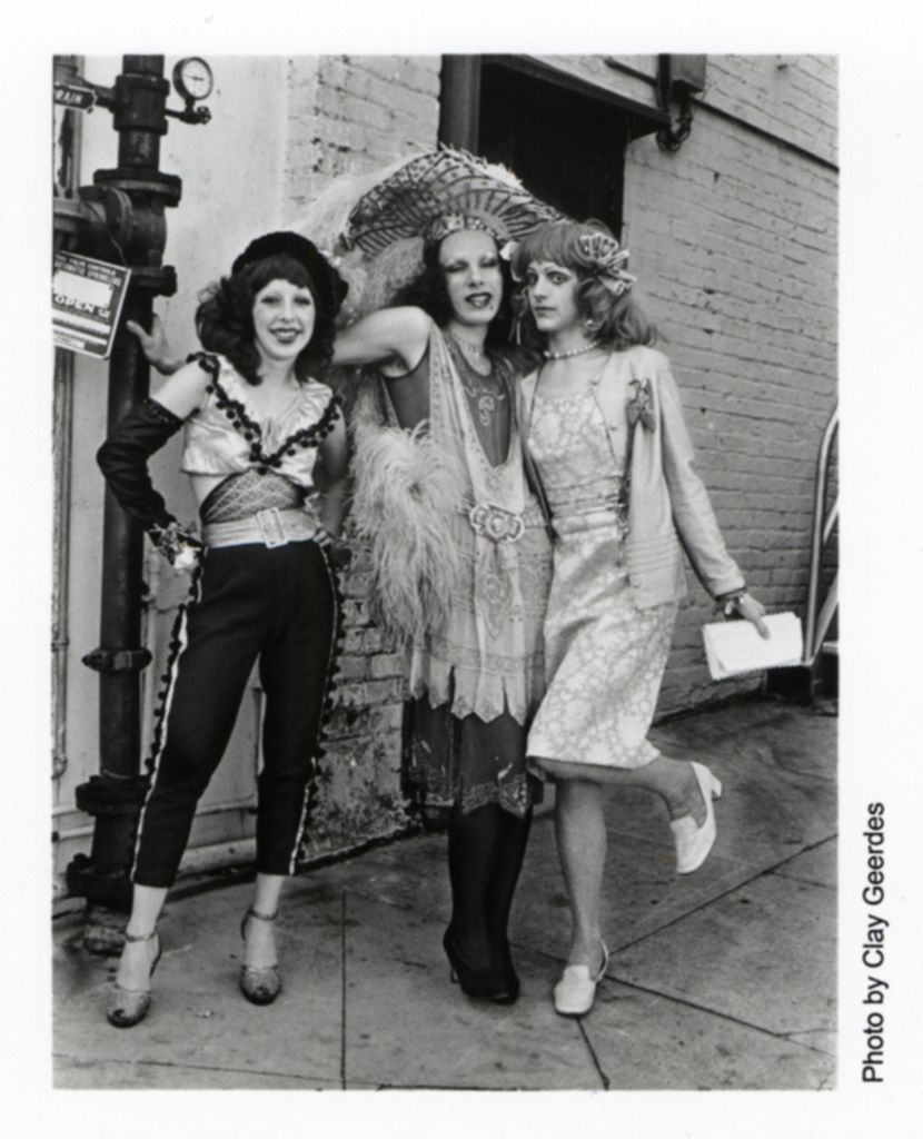 幸存的鸡毛犬成员，他拖着流行文化，在SF的团聚中日期书