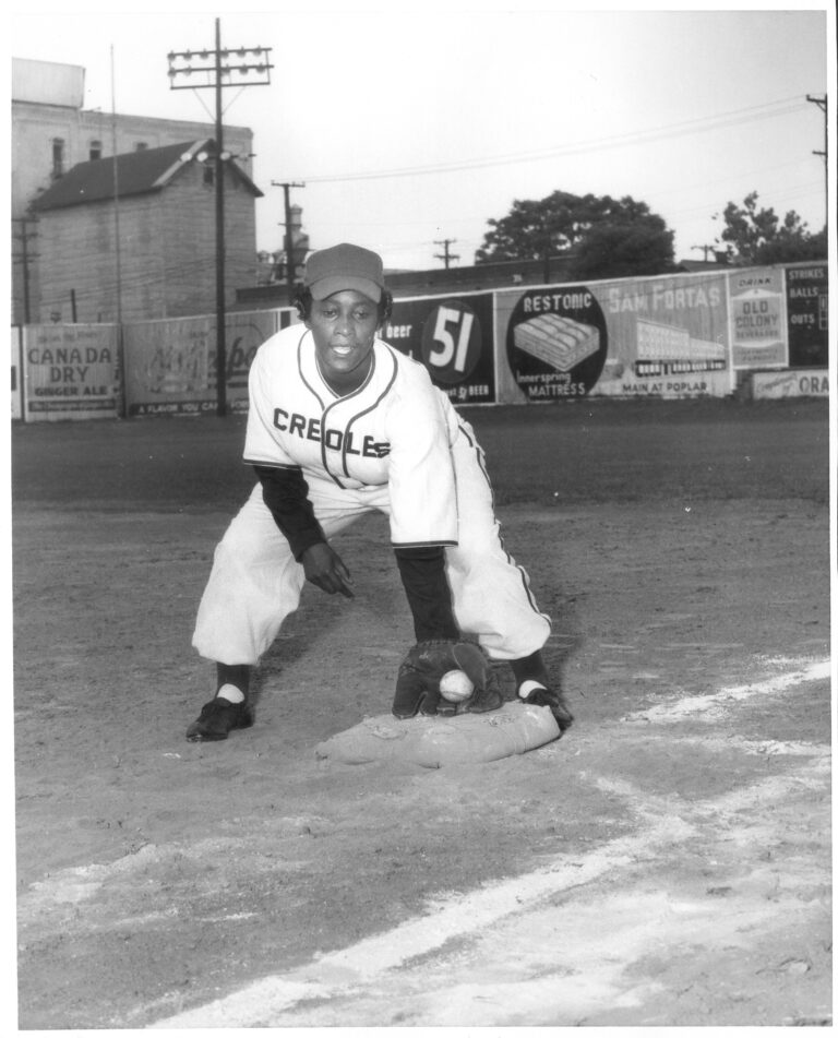 《托尼·斯通》聚焦了老黑人联盟|日记本上的第一位女球员