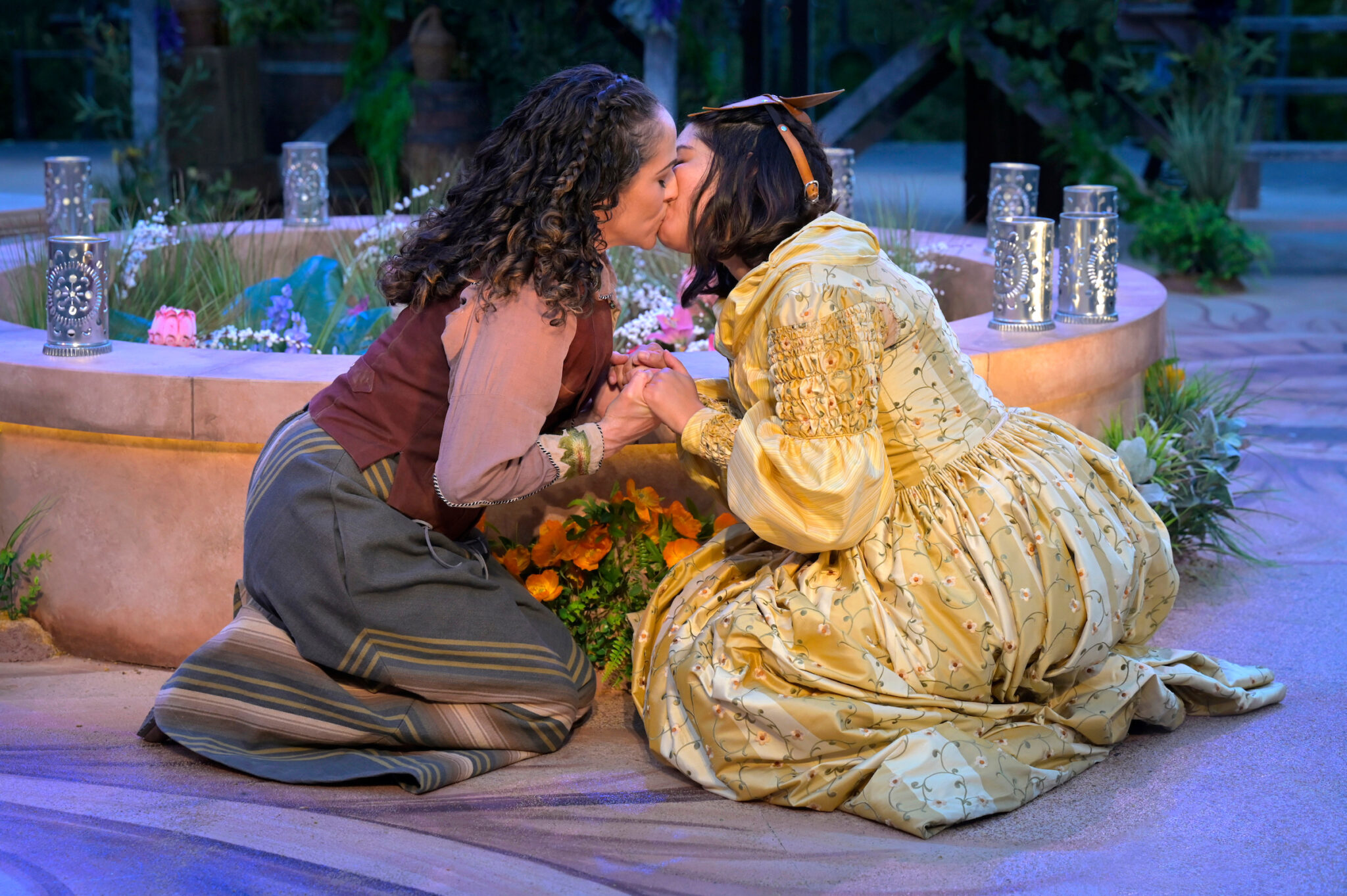 Review: Cal Shakes' bilingual 'Romeo y Juliet' reveals new discoveries ...