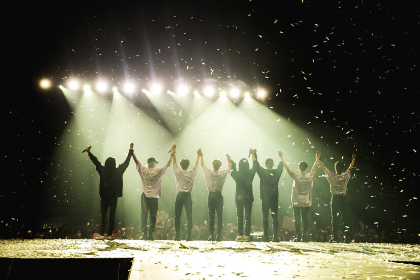 评论：K-Pop Stars Stray孩子克服了强大的湾区复出的病毒威胁|日期本