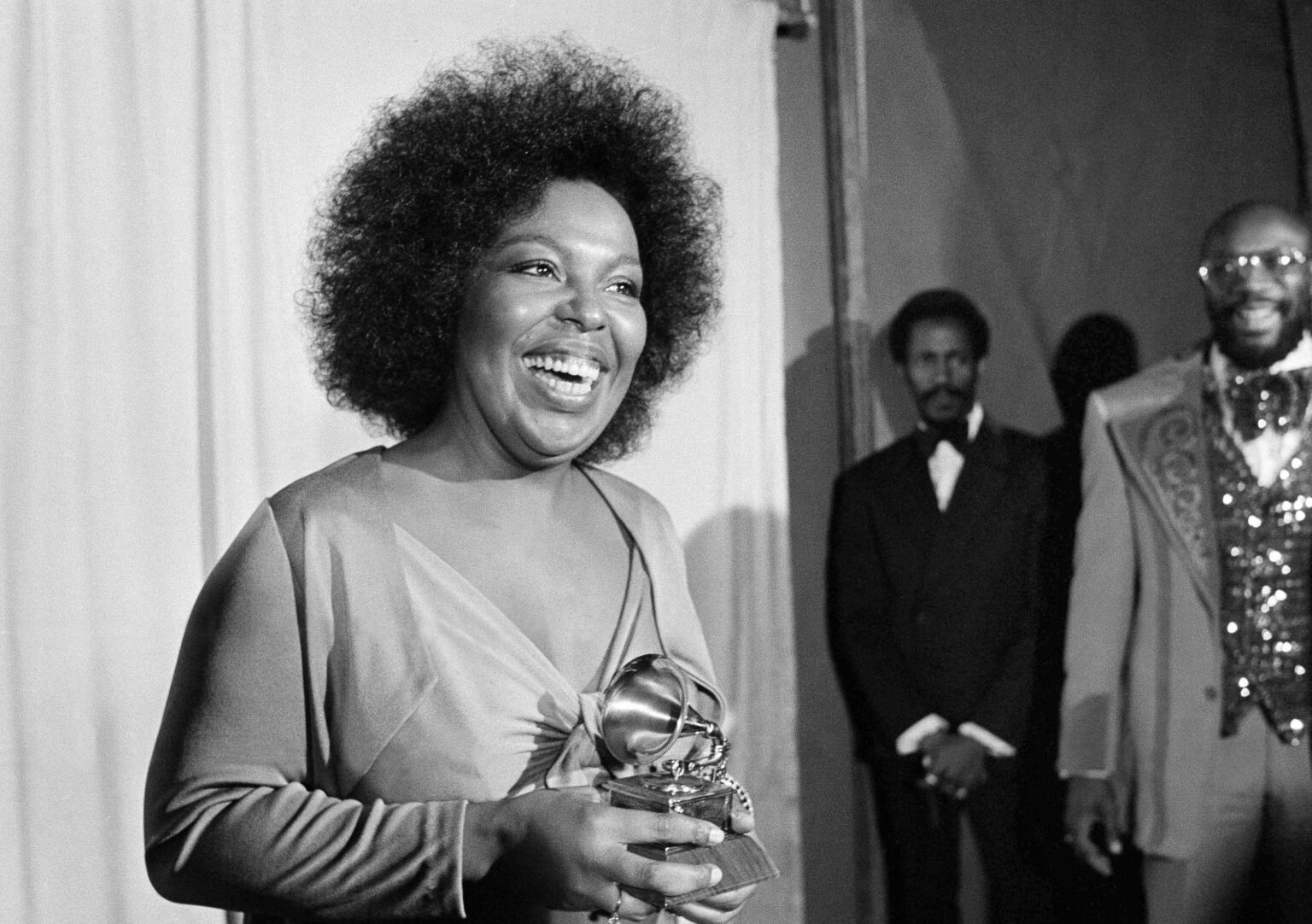 Roberta Flack reveals ALS diagnosis, making it 'impossible to sing ...