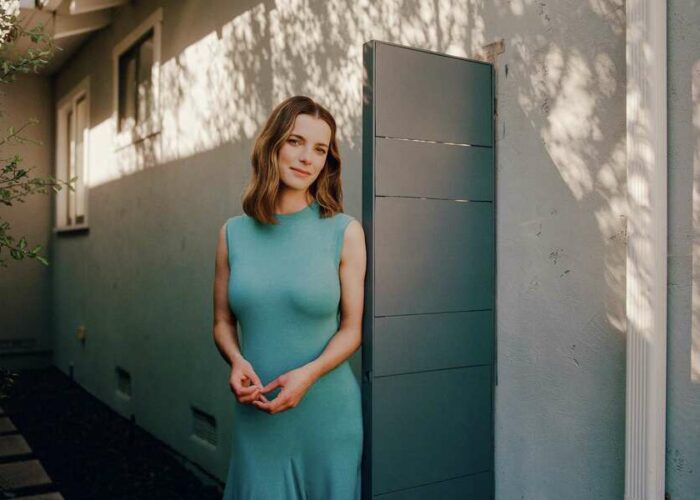 Betty Gilpin is a vivid talker, essayist with ‘All the Women in My ...