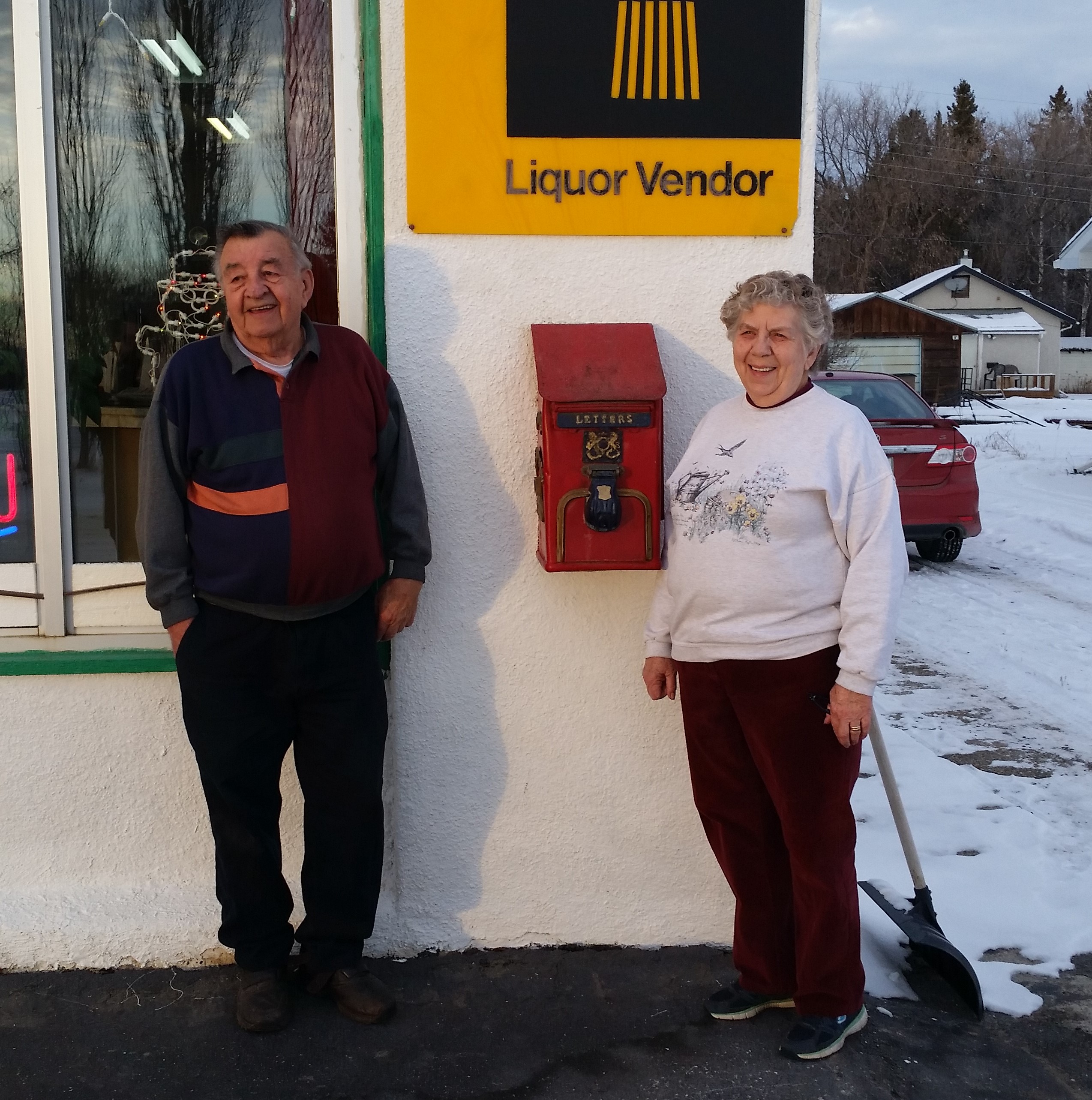 Post office owners stamp last package after 57 years | paNOW