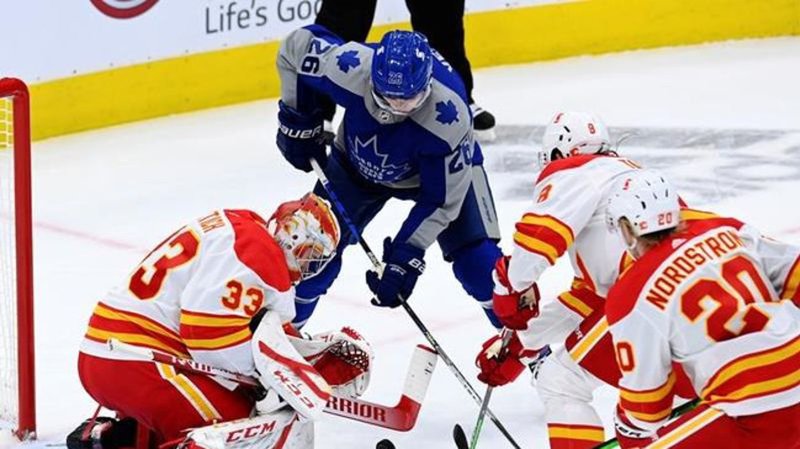 William Nylander ties game late, scores winner as Leafs beat Flames in ...