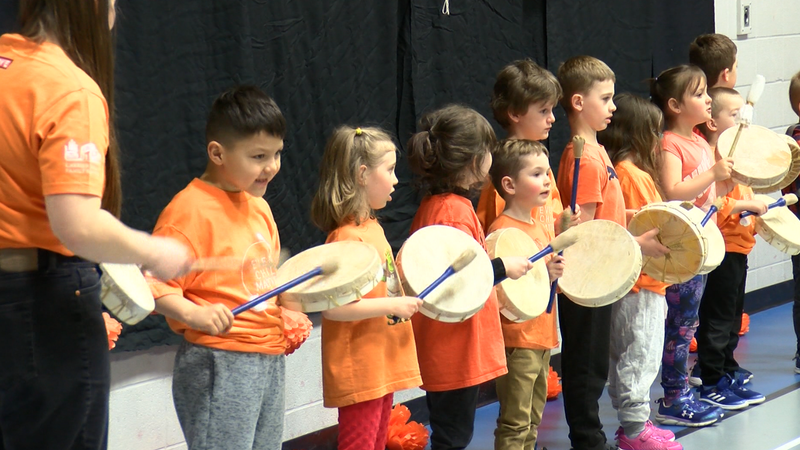 Indigenous artist teaches Indigenous song and dance to Pinewood ...
