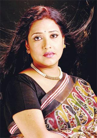 ফিমেল স্টারদের কাছে কচি স্বামীরাই বেশি পছন্দের - যে পাথর পাথর নয় সেও ...