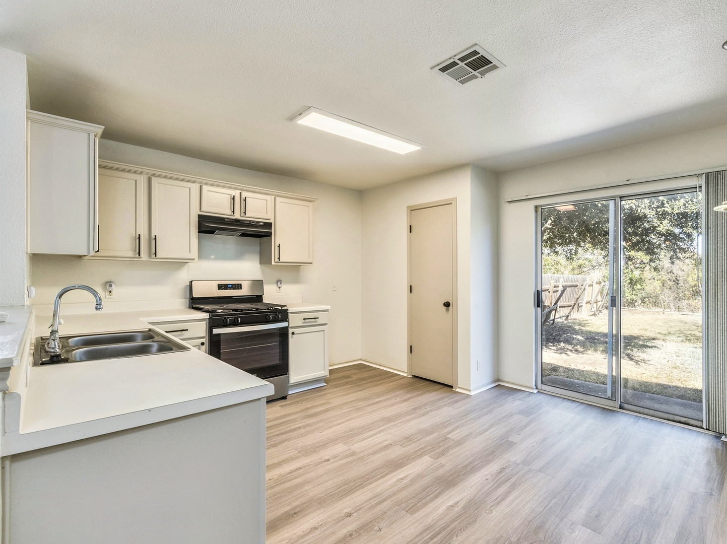 16225 Hamilton Point Cir, Manor, TX 78653 | Sunroom Rentals