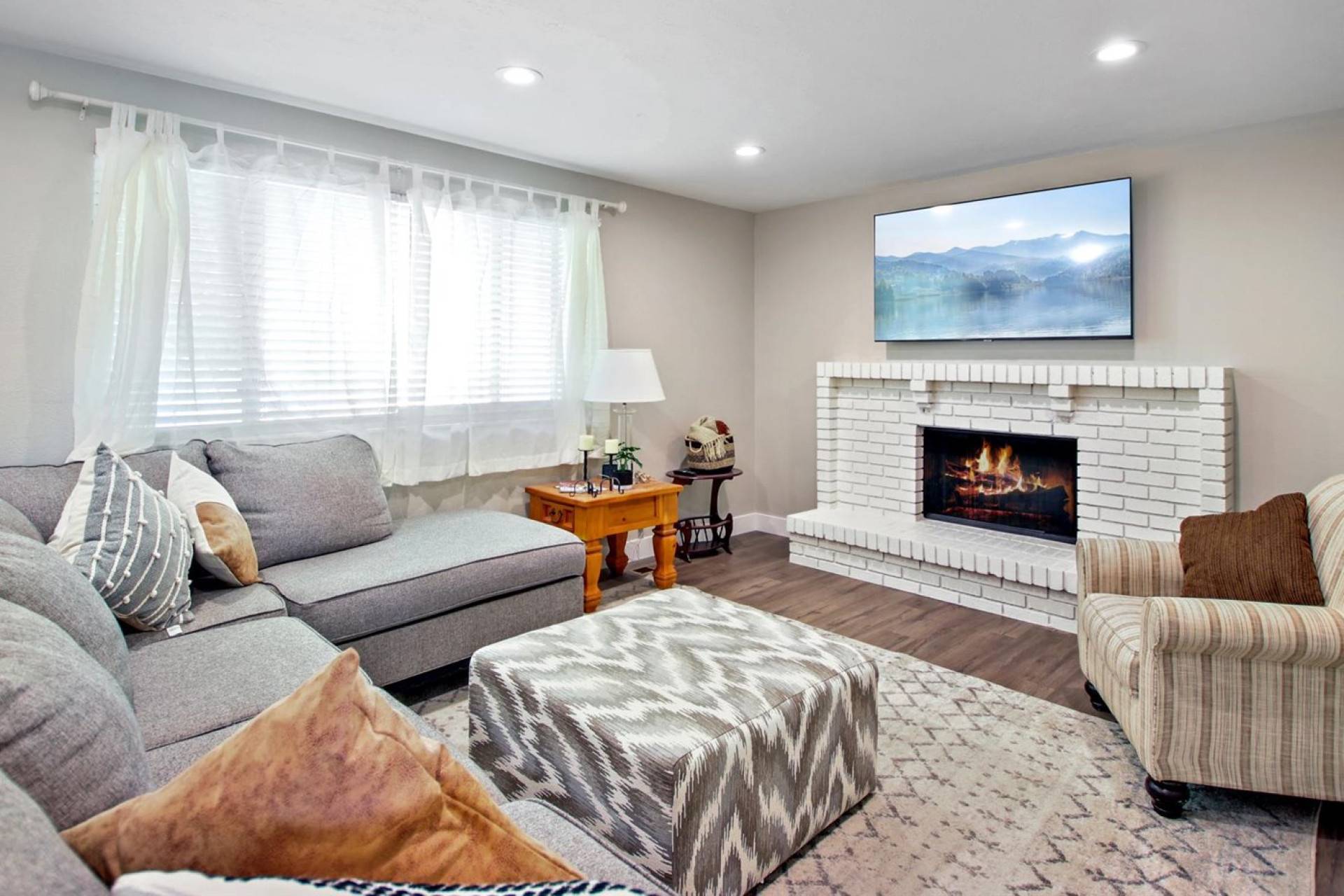 Sandy Retreat, 2 Kitchens, Game Room, Sleeps 13! - Sandy, UT