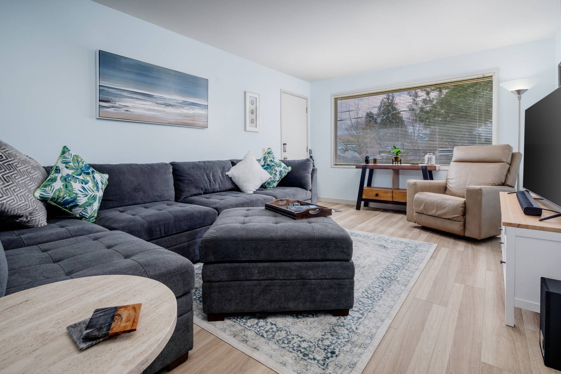 Stylish Retreat With Fenced Backyard And Modern Amenities - Charming Haven - Hillsboro, OR
