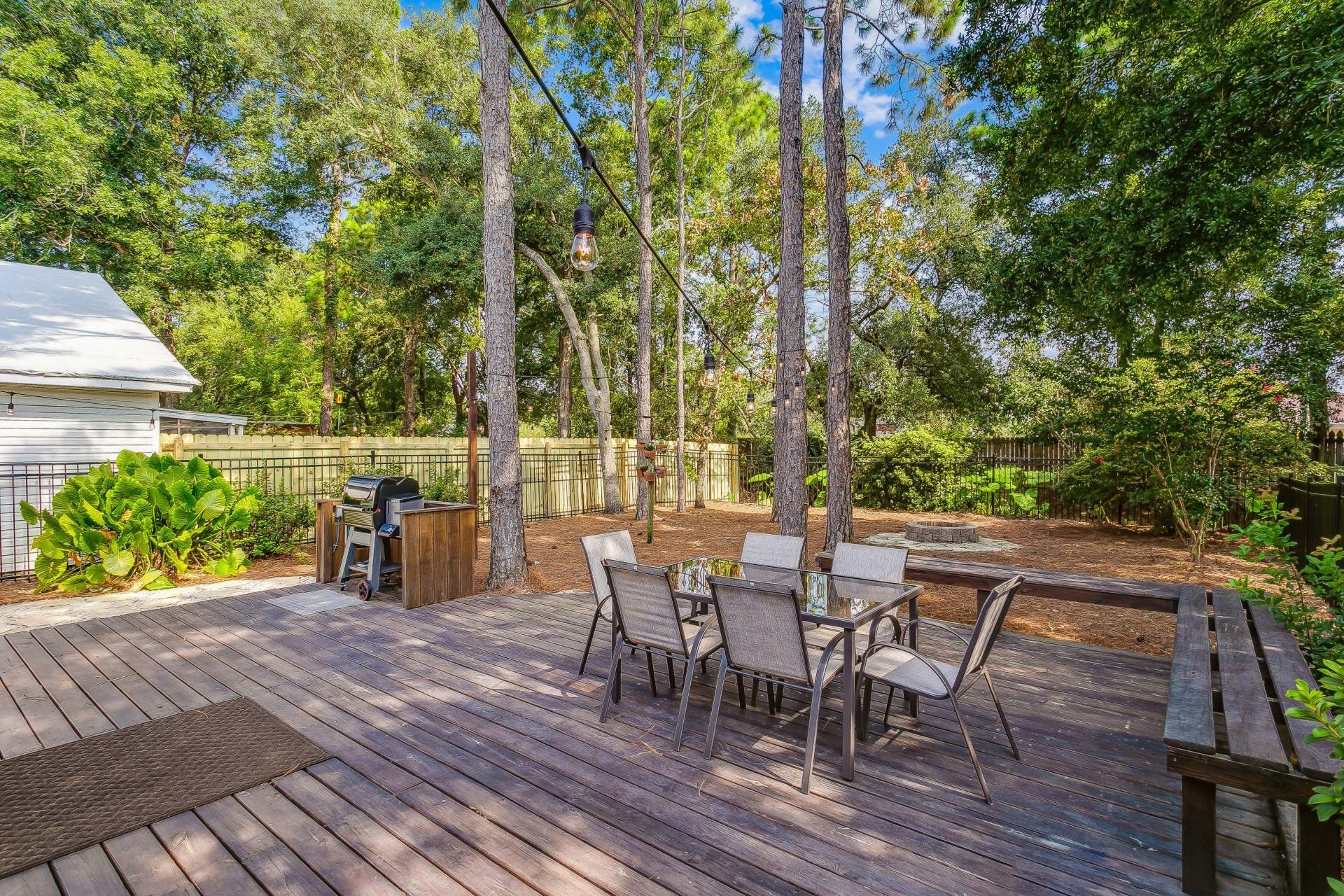 Charming Oasis With Spacious Backyard And Modern Amenities - Delightful Retreat - Pensacola, FL