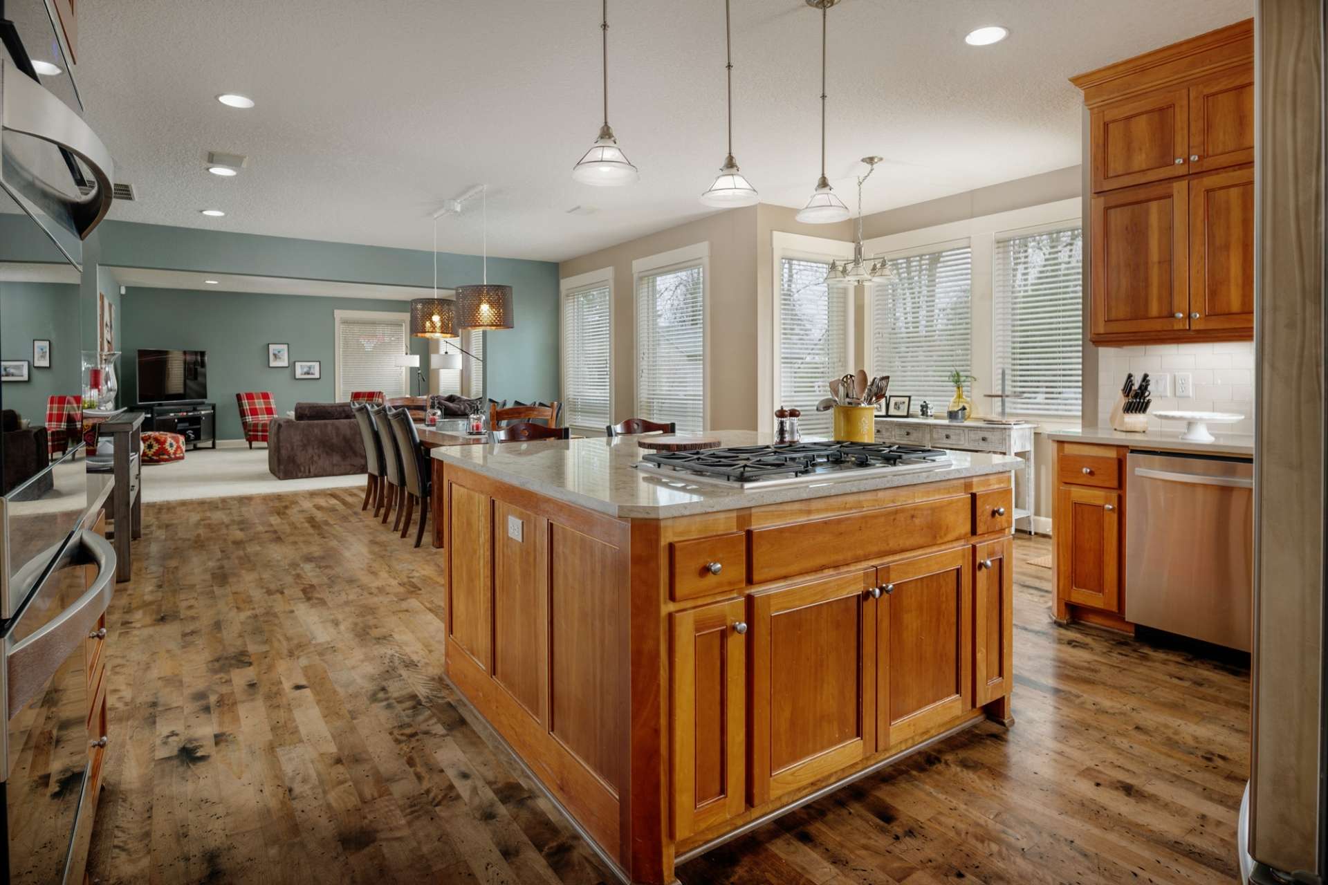 Spacious Open Floor Plan And Hot Tub - Stunning Highland Retreat - Beaverton, OR