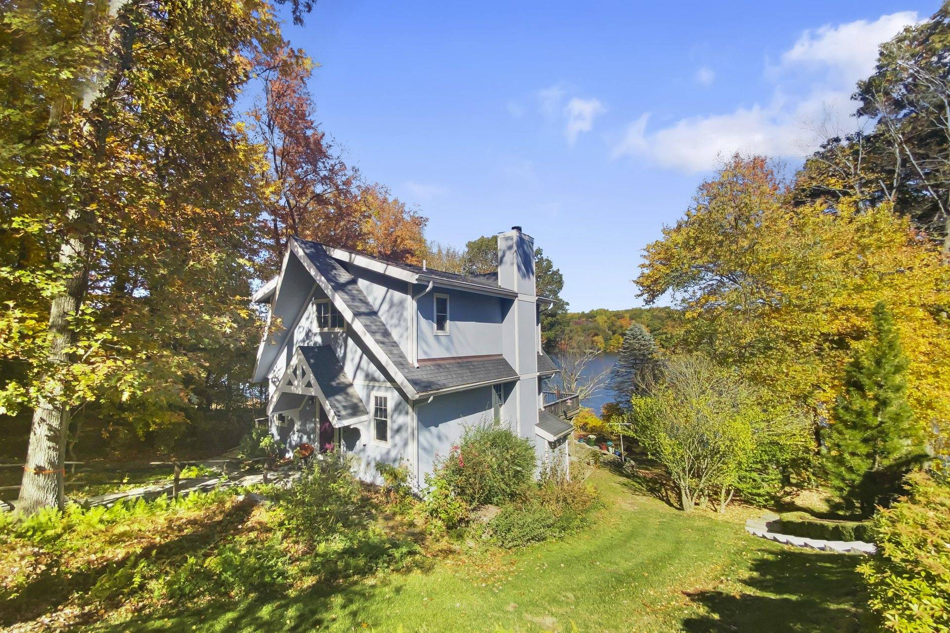 Lakefront Access And Stylish Living - Tranquil Cottage Retreat - Newtown, CT
