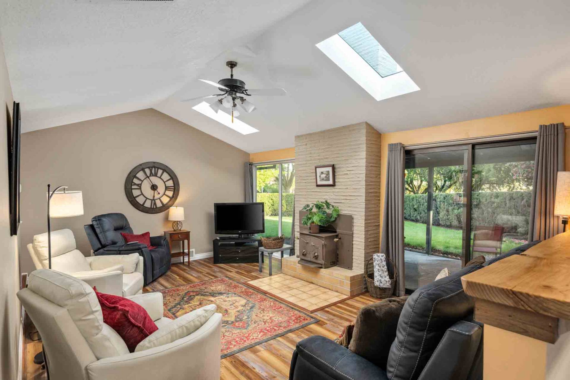 Immaculate Backyard And Covered Patio - Charming Serene Haven - Hillsboro, OR
