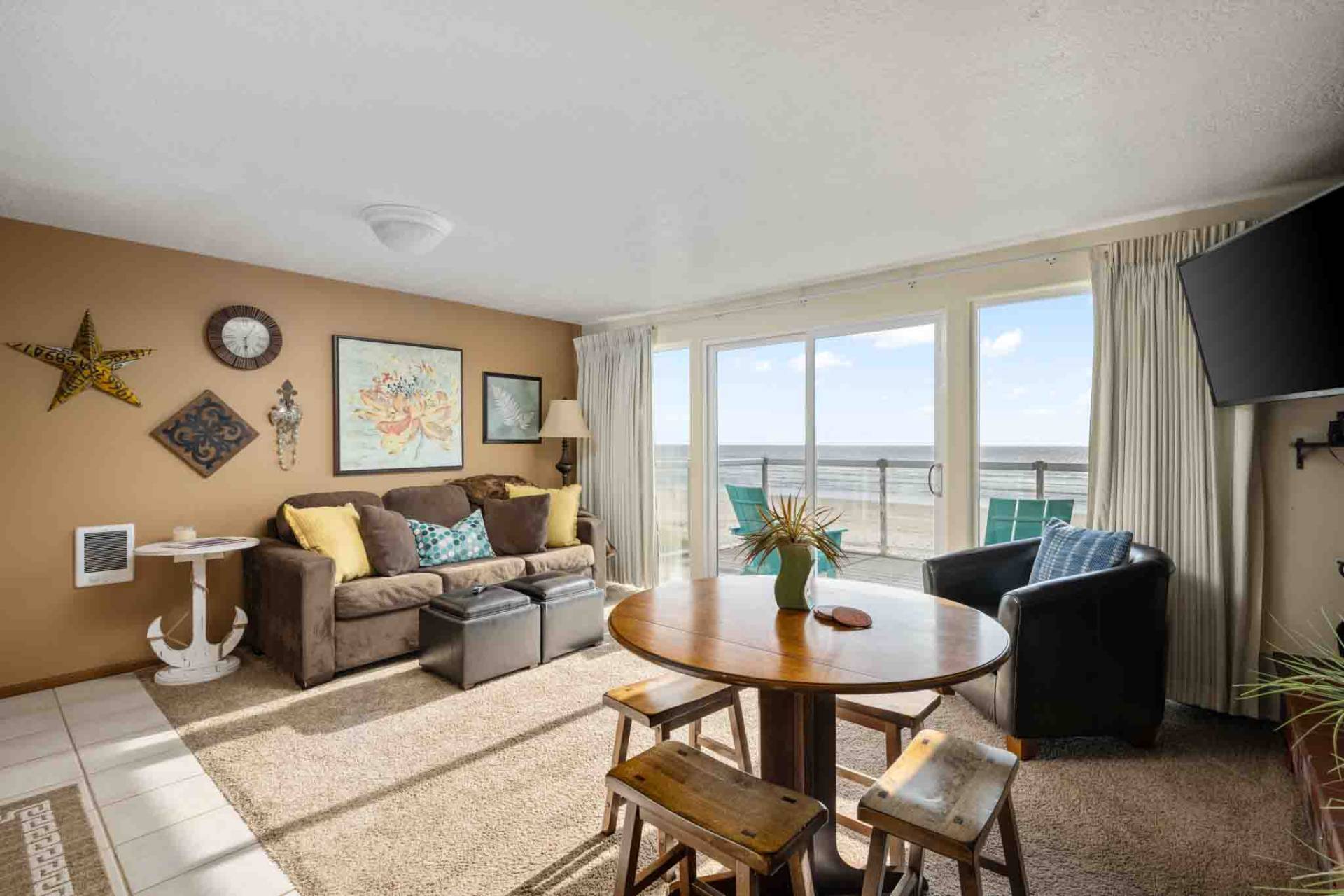Oceanfront Views And Cozy Patio - Stunning Couples Retreat - Rockaway Beach, OR