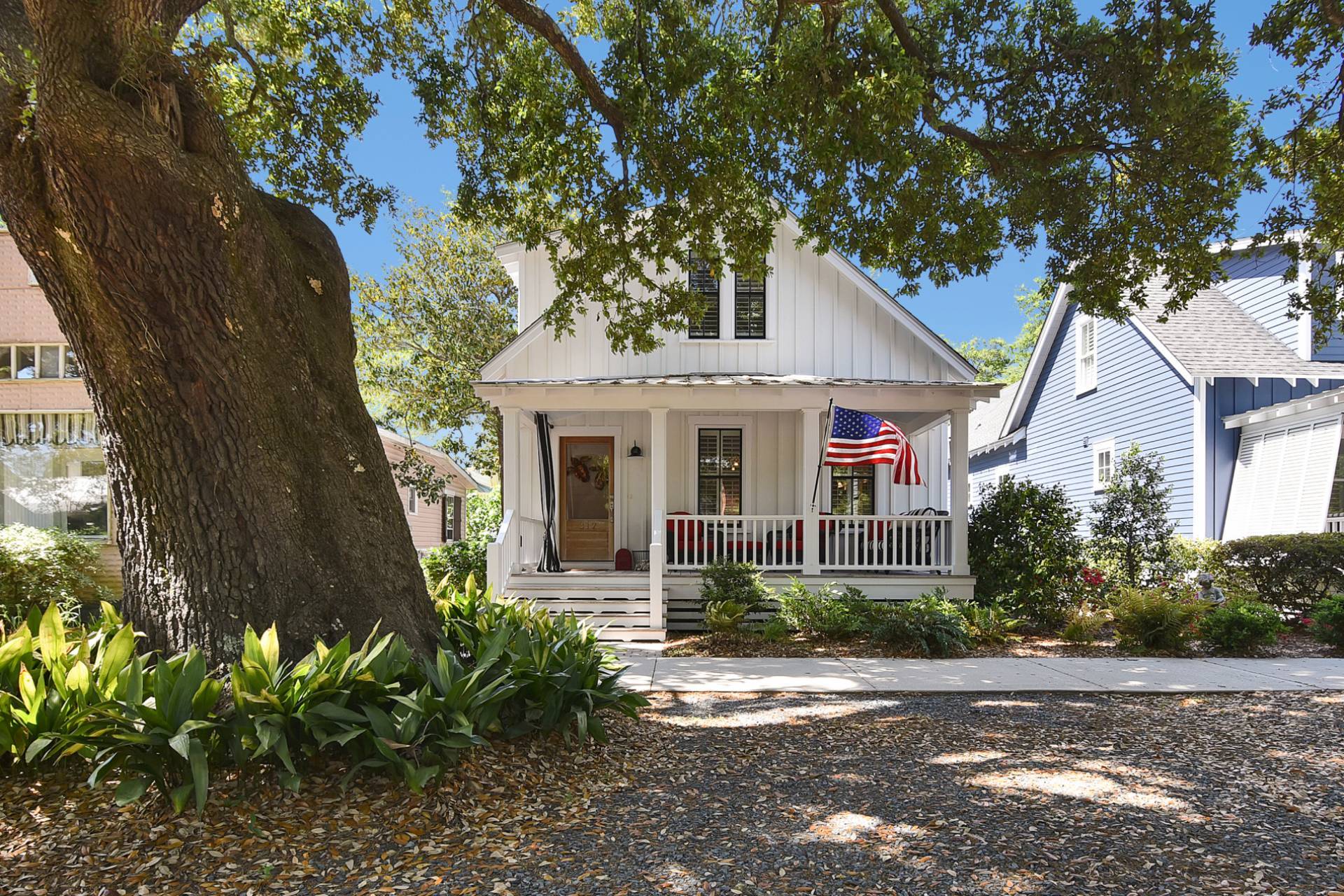 Charming Cottage With Fire Pit And Porch - Delightful Getaway - Southport, NC