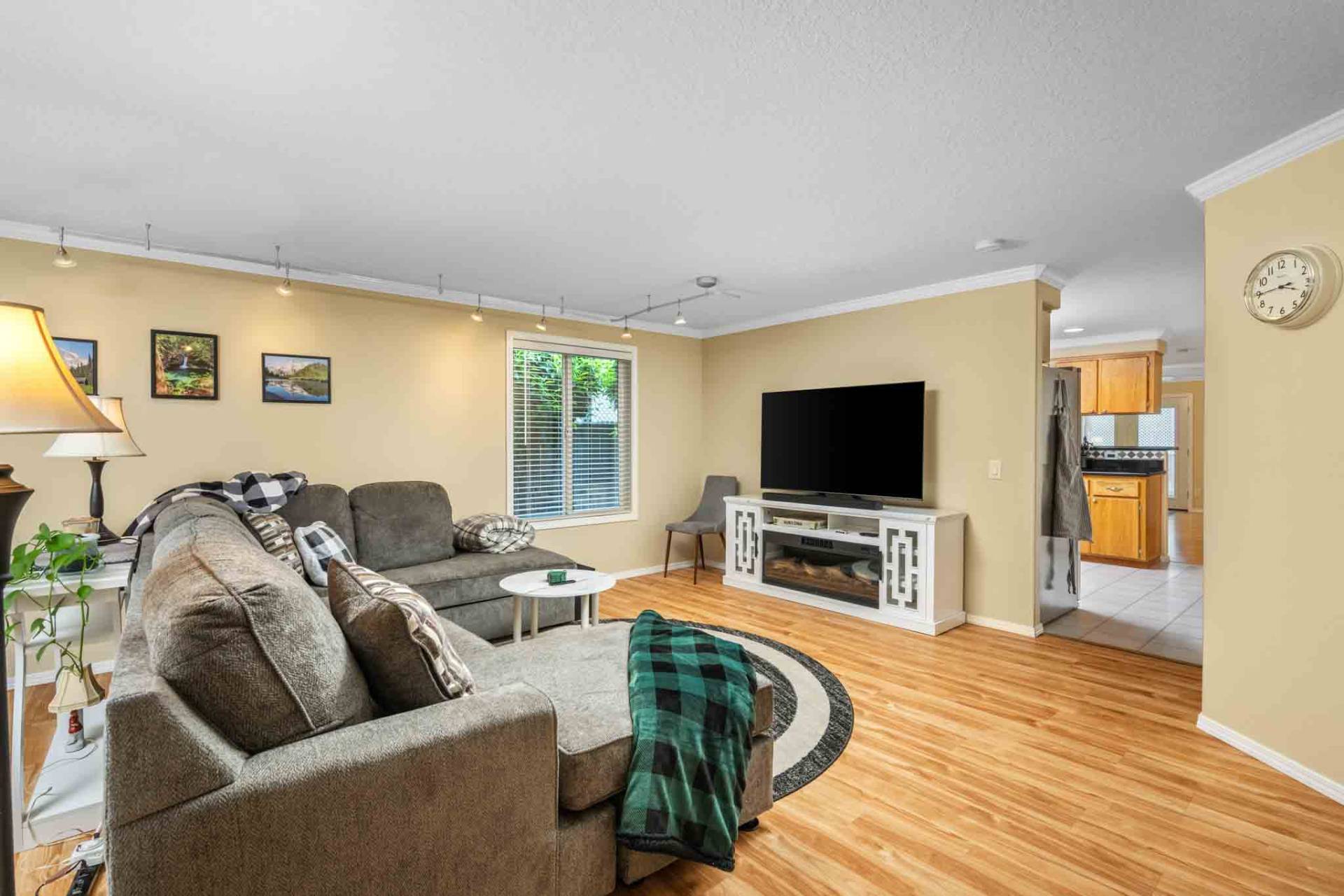 Charming Retreat With Spacious Deck And Cozy Living Spaces - Inviting Oasis - Hillsboro, OR