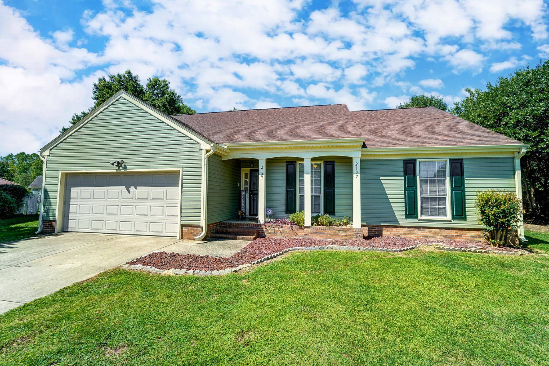 Cozy Backyard Oasis And Modern Amenities - Charming Villa Retreat - Charlotte, NC