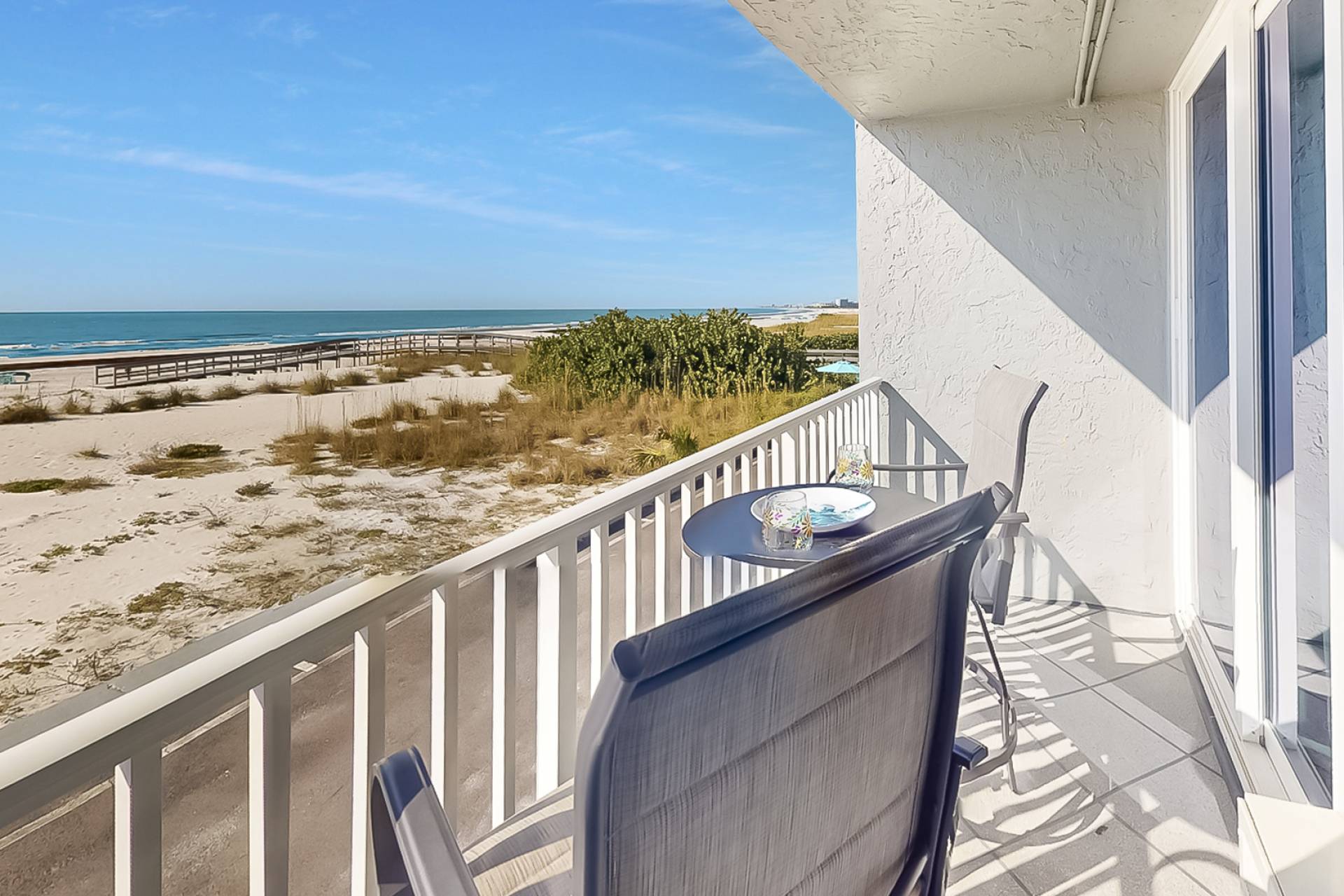 Gulf Views And Cozy Comforts - Charming Beachside Getaway - Treasure Island, FL