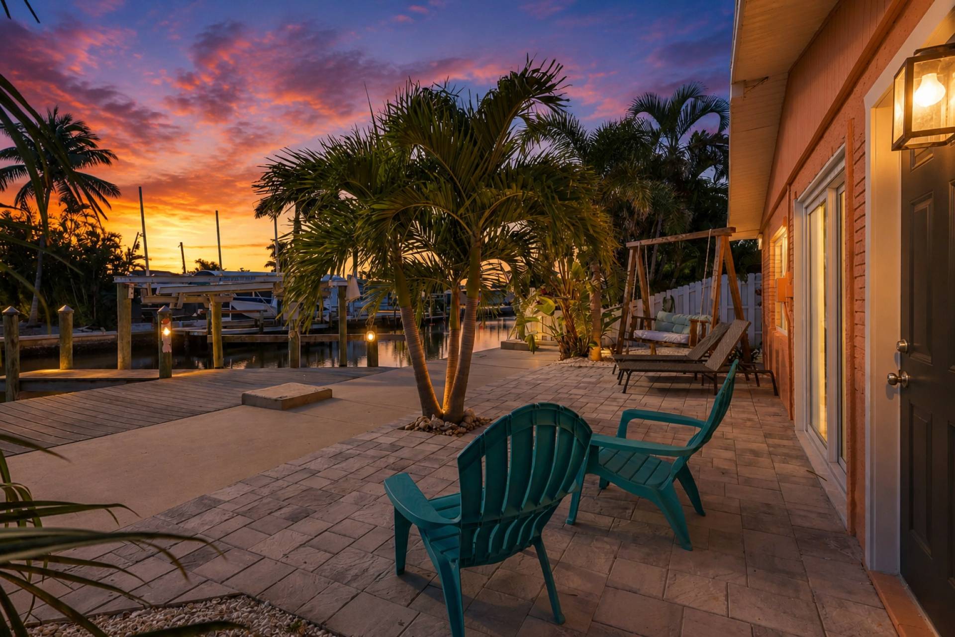 2589 Bayshore Dr - Matlacha, FL