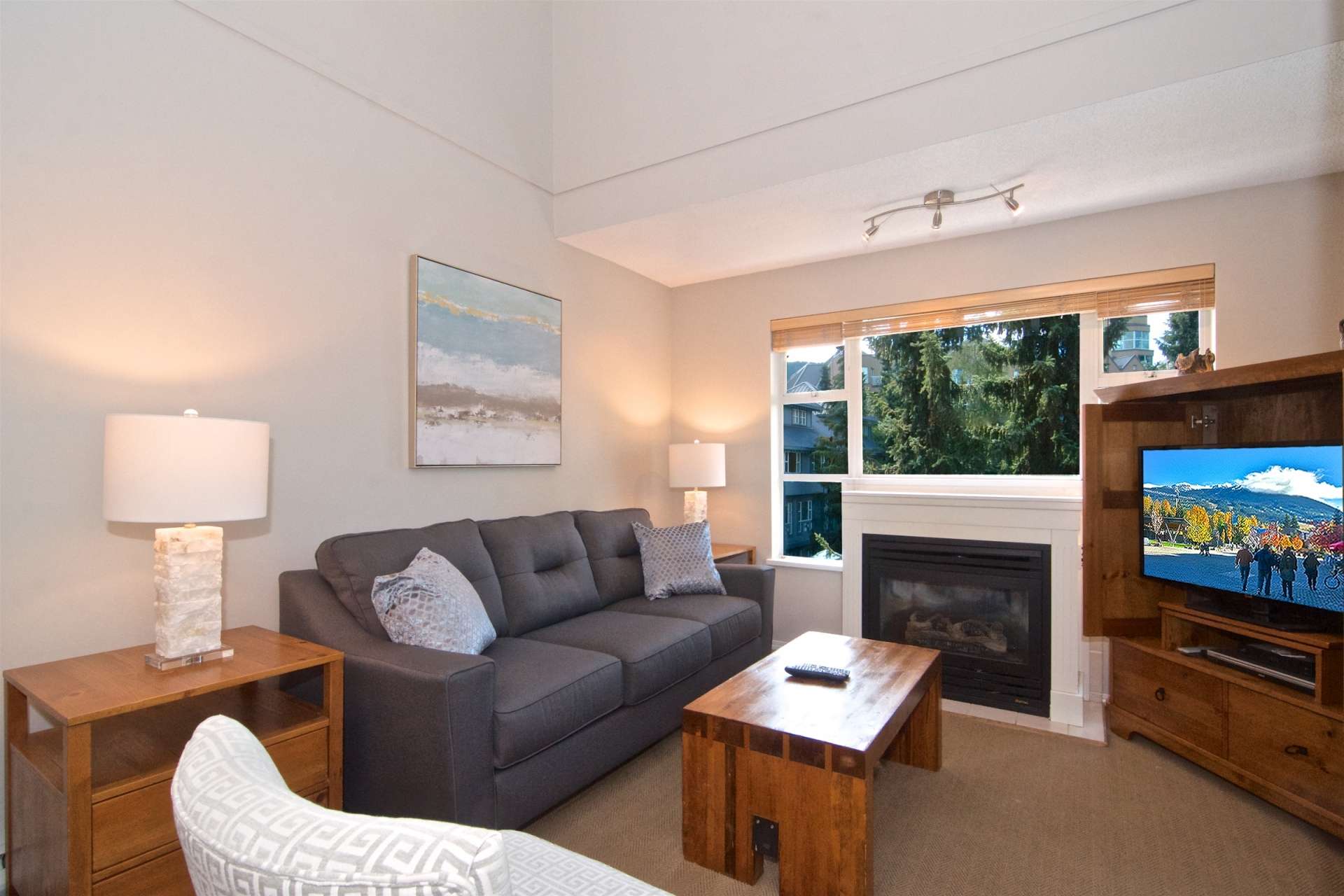 Elegant Two-level Condo With Scenic Access - Charming Alpine Retreat - Canada