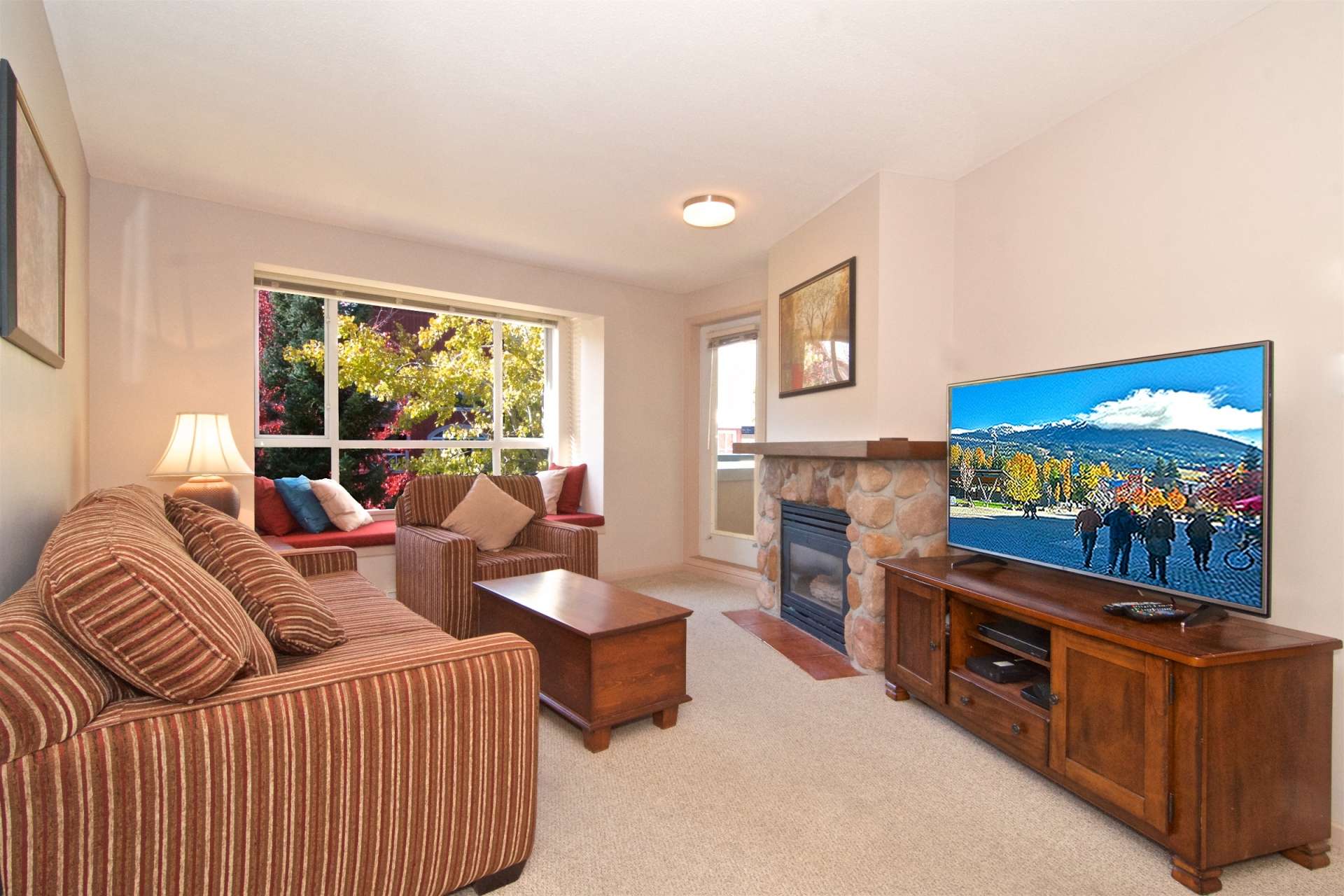 Charming Condo With Stunning Views And Cozy Fireplace - Inviting Getaway - Canada