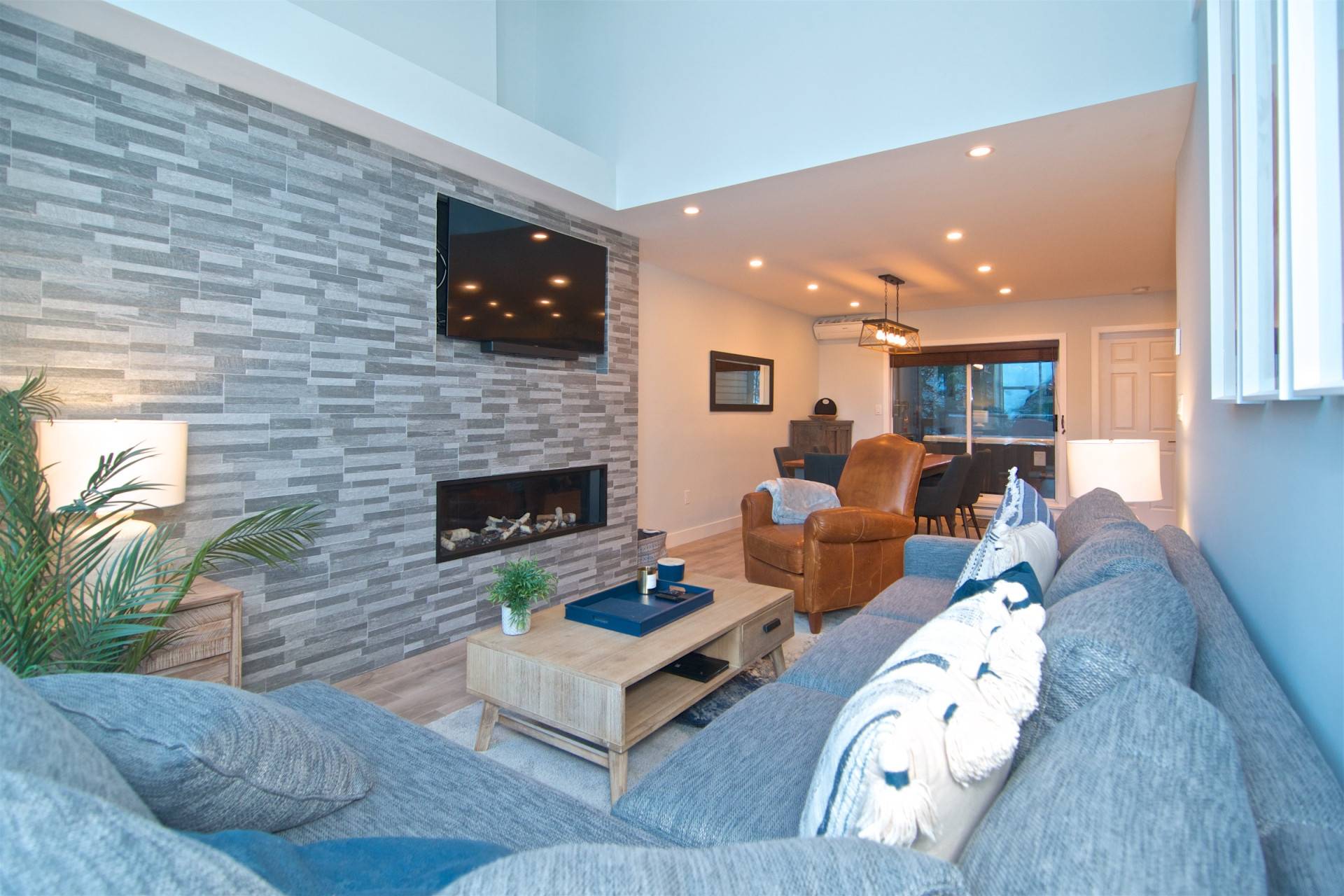 Private Hot Tub And Spacious Living Area - Gorgeous Ski-in Ski-out Haven - Canada