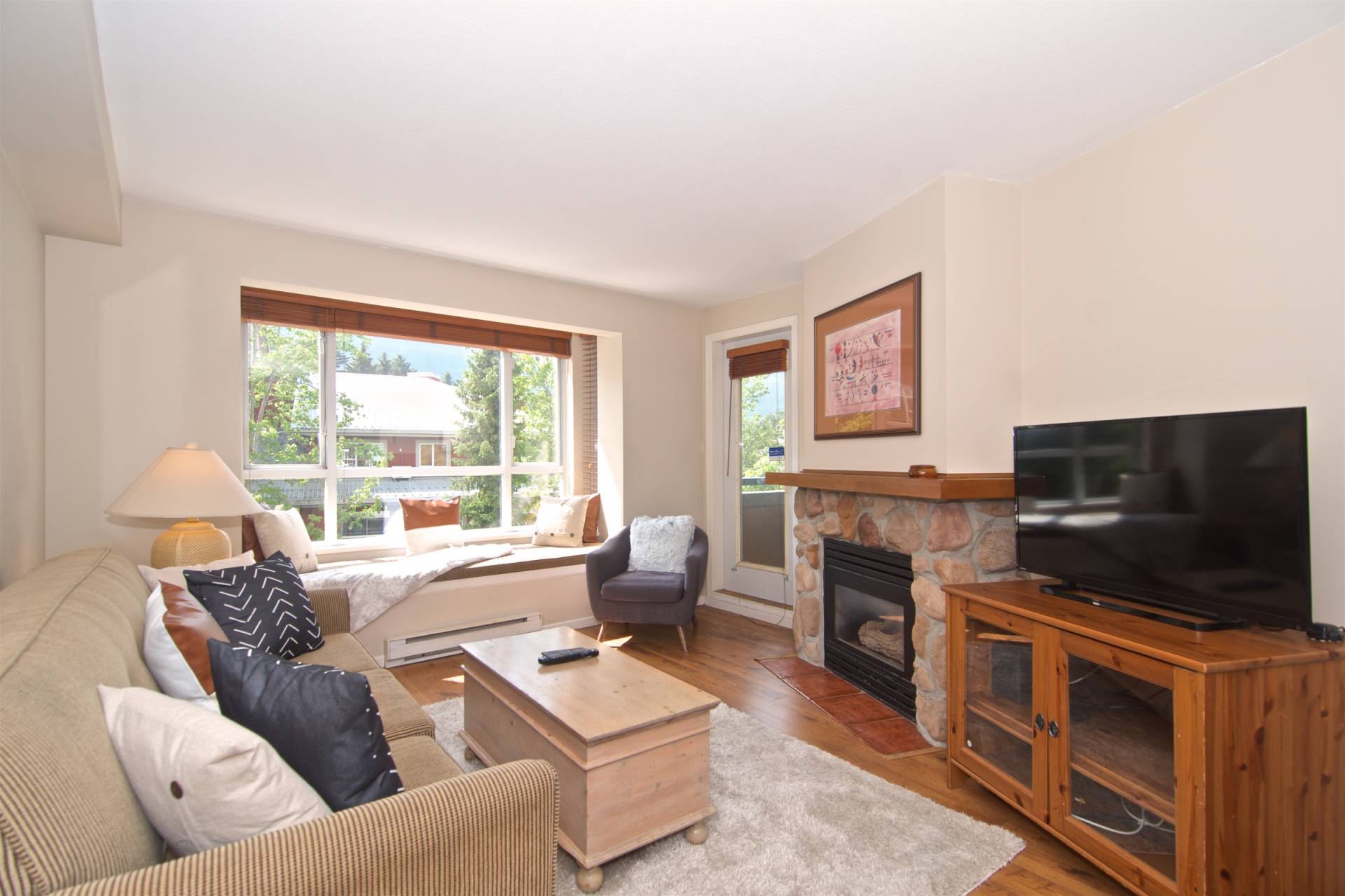 Sundeck And Cozy Fireplace - Charming Village Escape - Canada