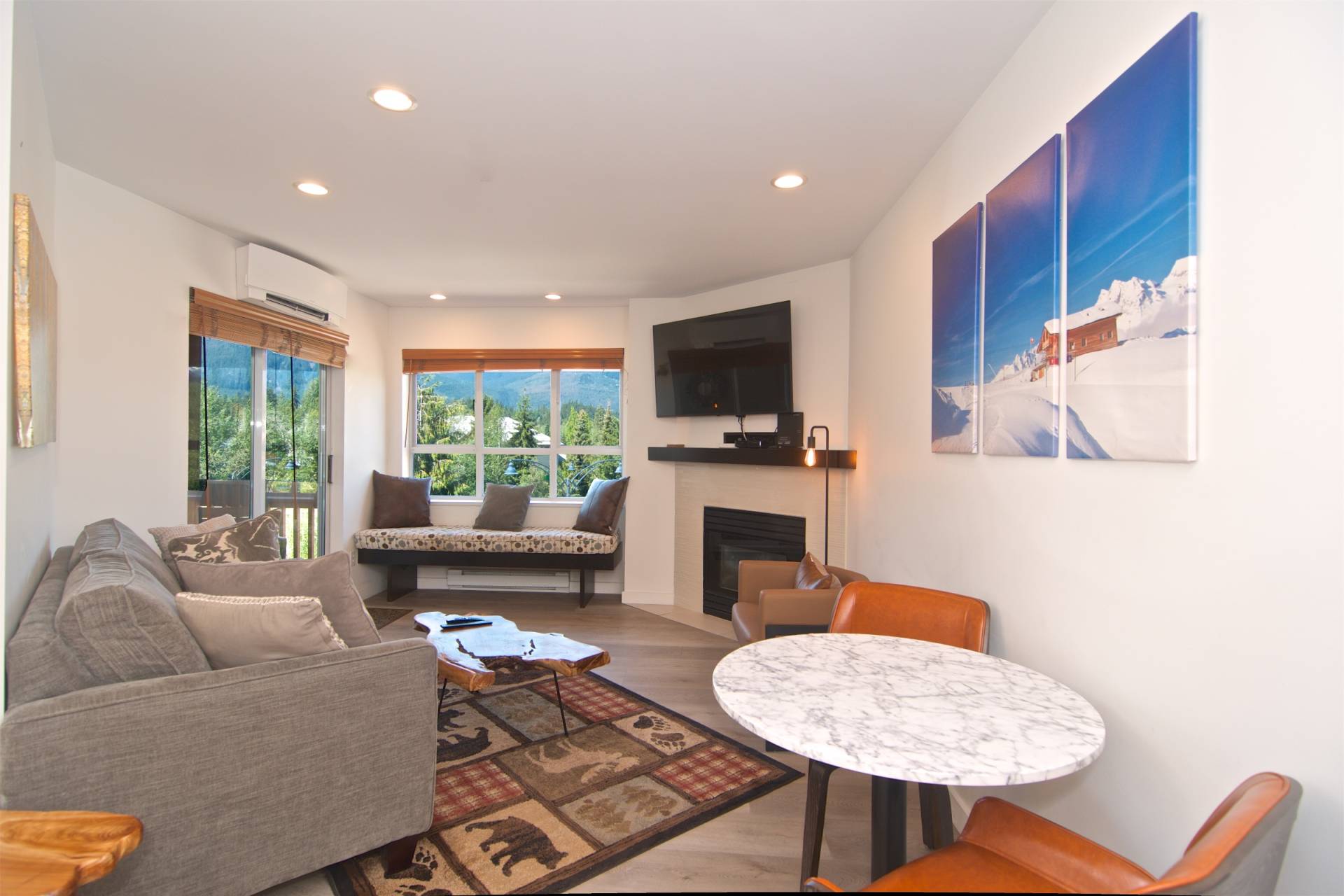 Cozy Condo With Mountain Views And Modern Comforts - Charming Getaway - Canada