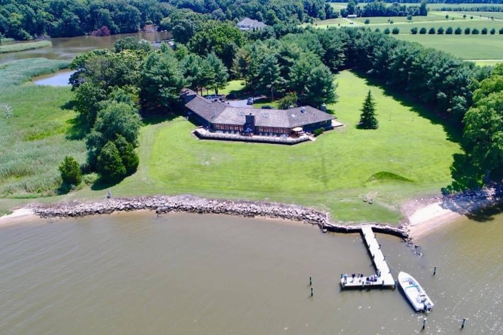 Waterfront Lodge With Game Area And Multiple Outdoor Spaces - Charming Retreat - Maryland