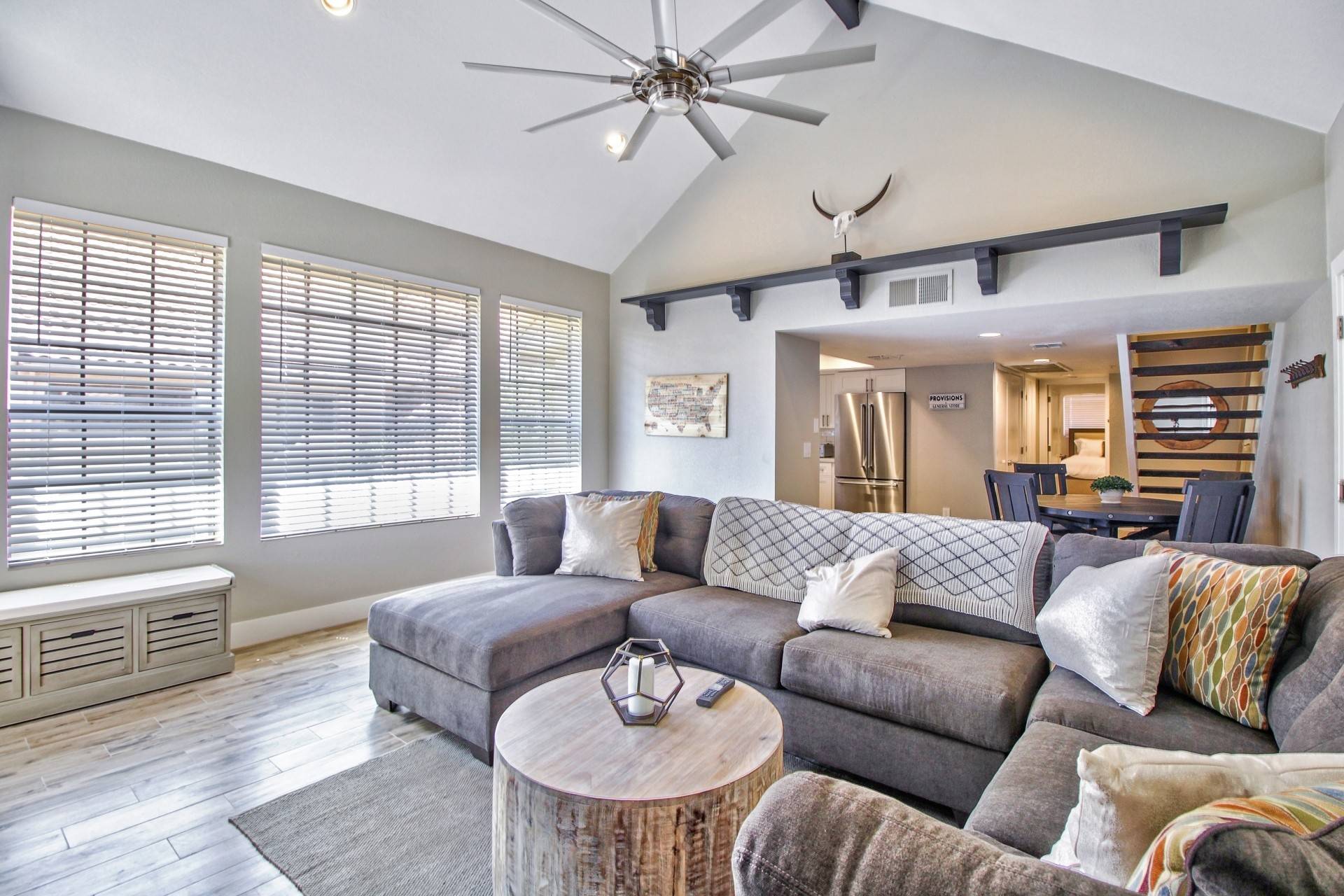 Heated Pool And Spacious Living Area - Charming Family Retreat - Scottsdale, AZ