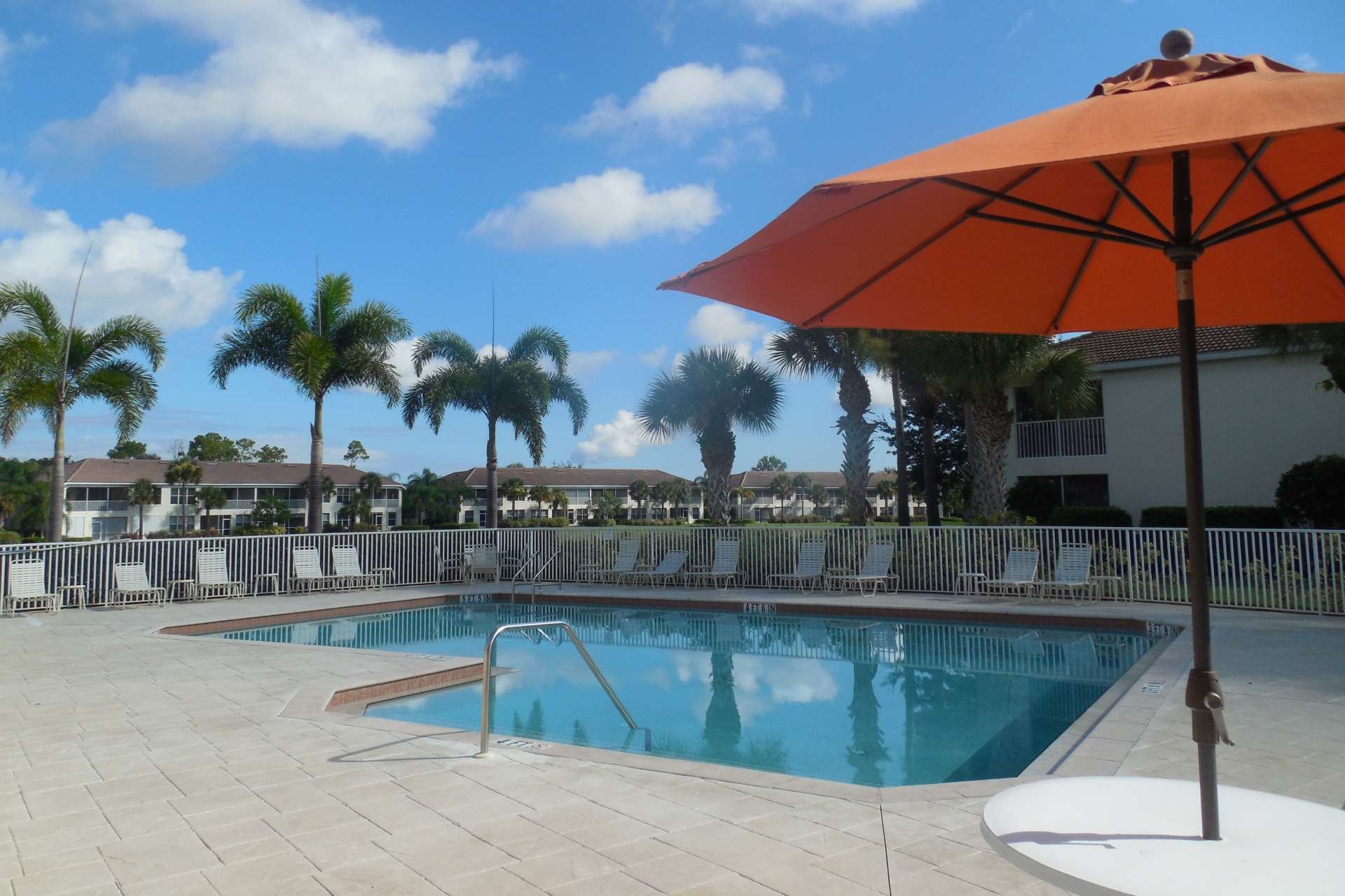 Elegant Country Club Amenities And Scenic Lake View - Charming Retreat - Fort Myers, FL