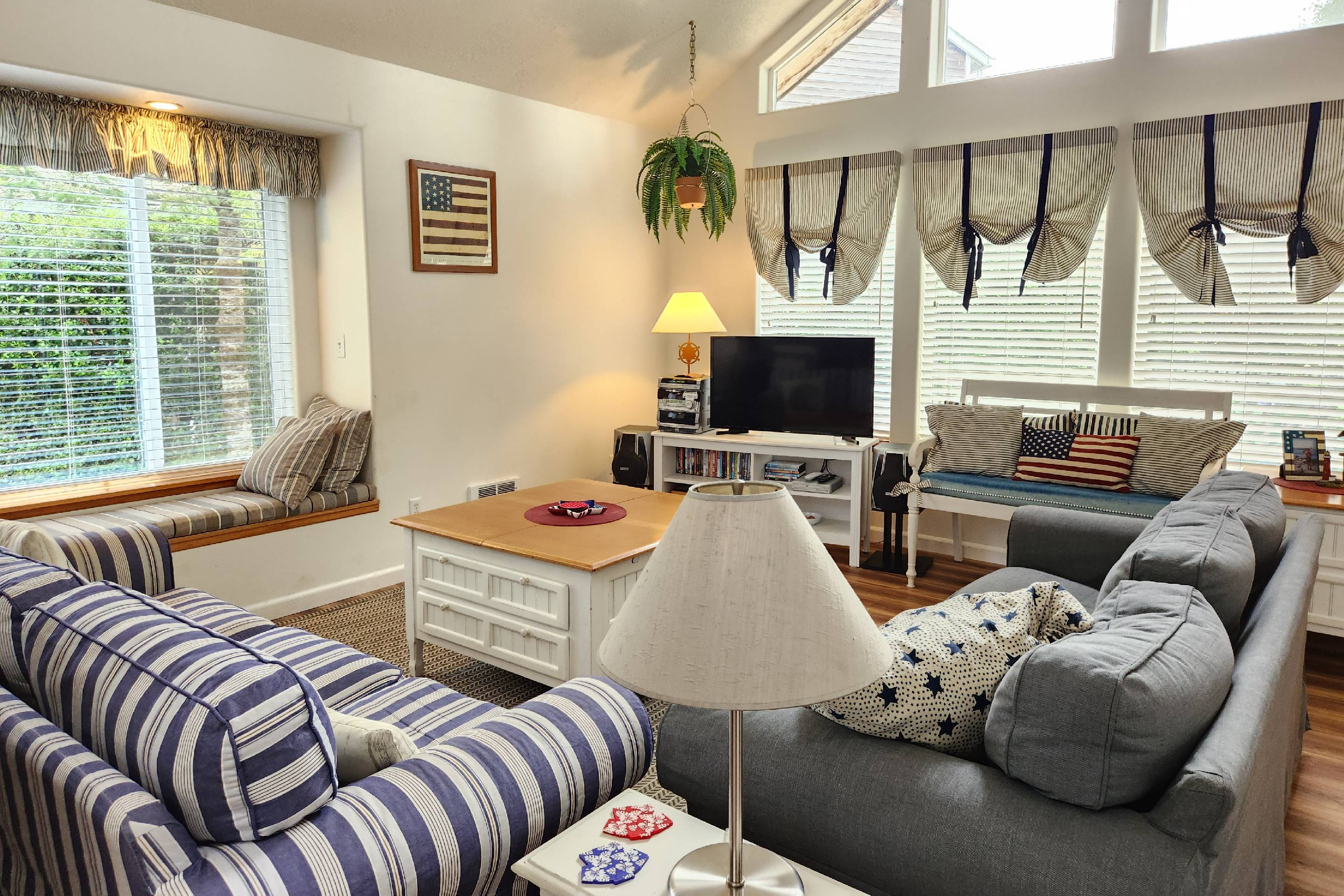 Huge Deck And Fenced Yard For Family Fun - Charming Coastal Retreat - Neskowin, OR