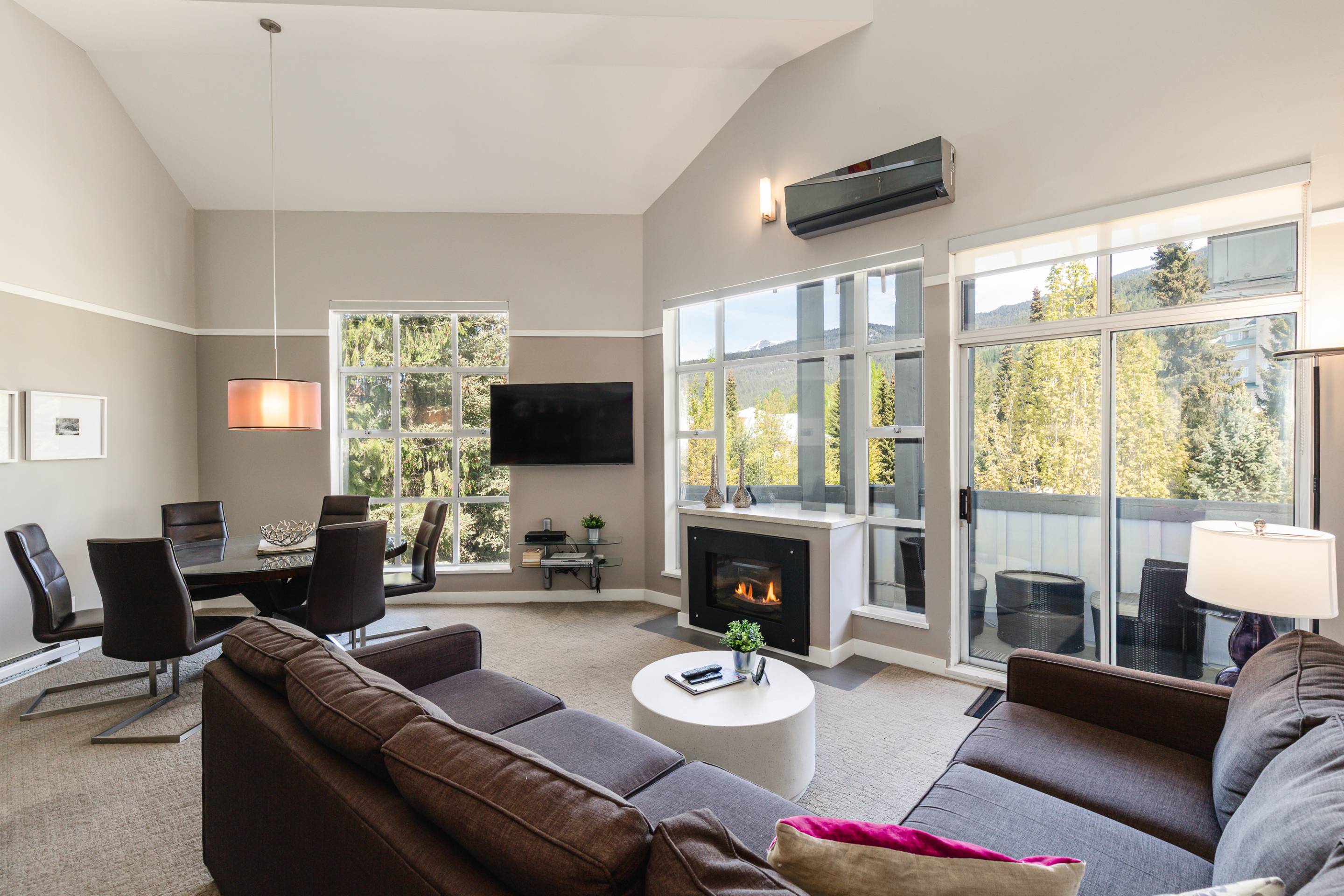 Ski-in Ski-out Access And Stunning Mountain Views - Exquisite Retreat - Canada