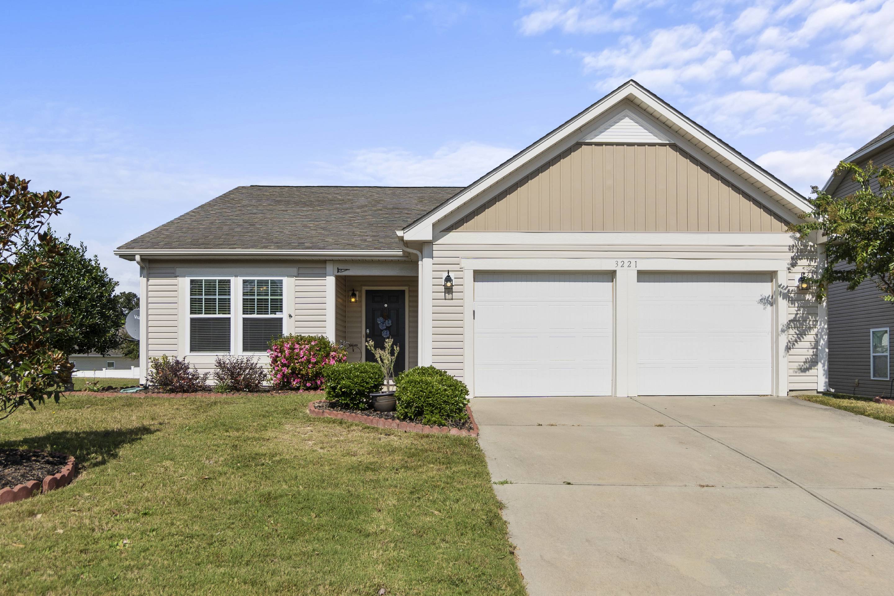 Spacious Fenced Backyard And Tranquil Oasis - Charming Retreat - Midland, NC
