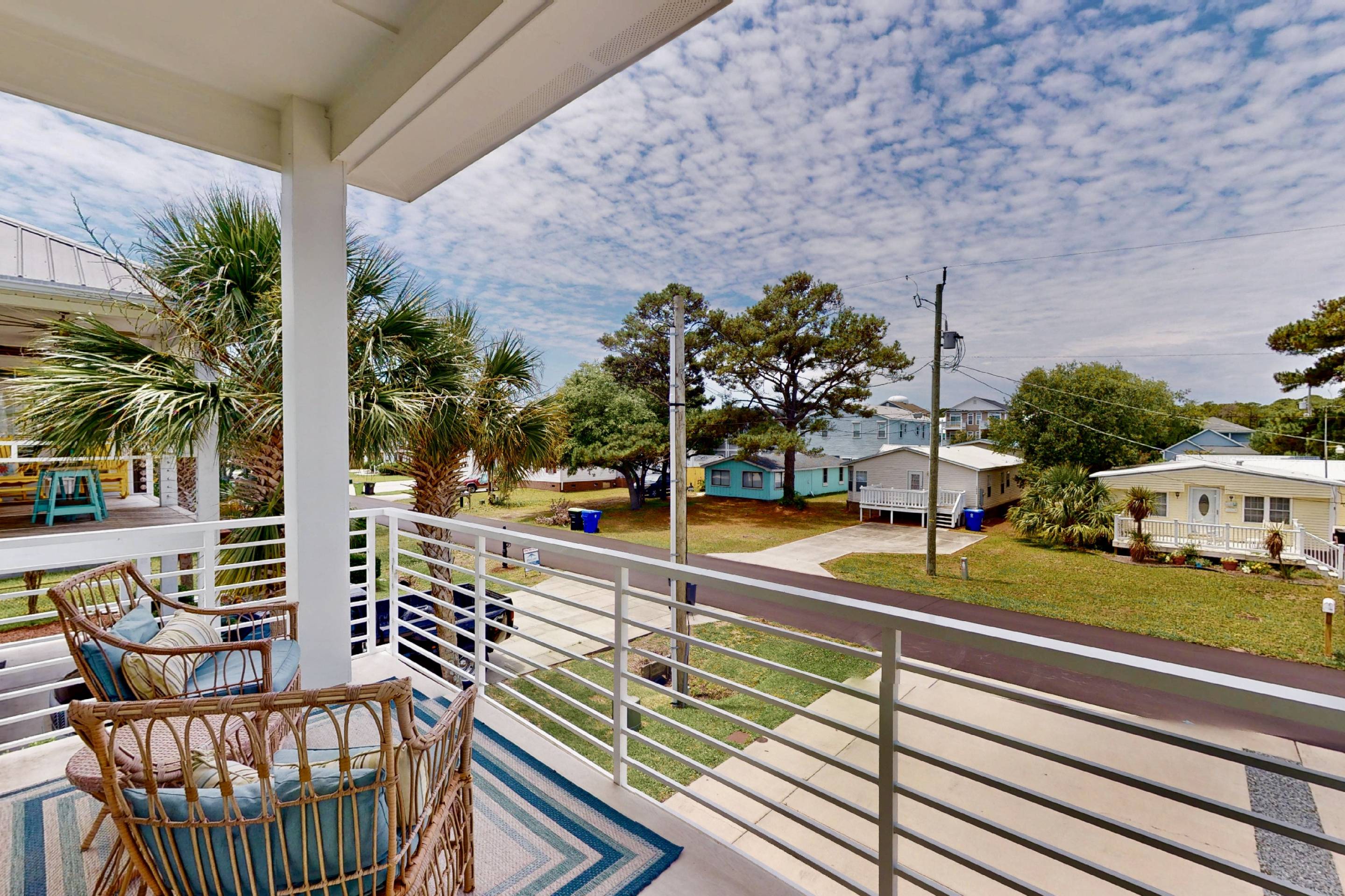 Stylish Townhome With Spacious Balcony - Chic Beach Escape - Carolina Beach, NC
