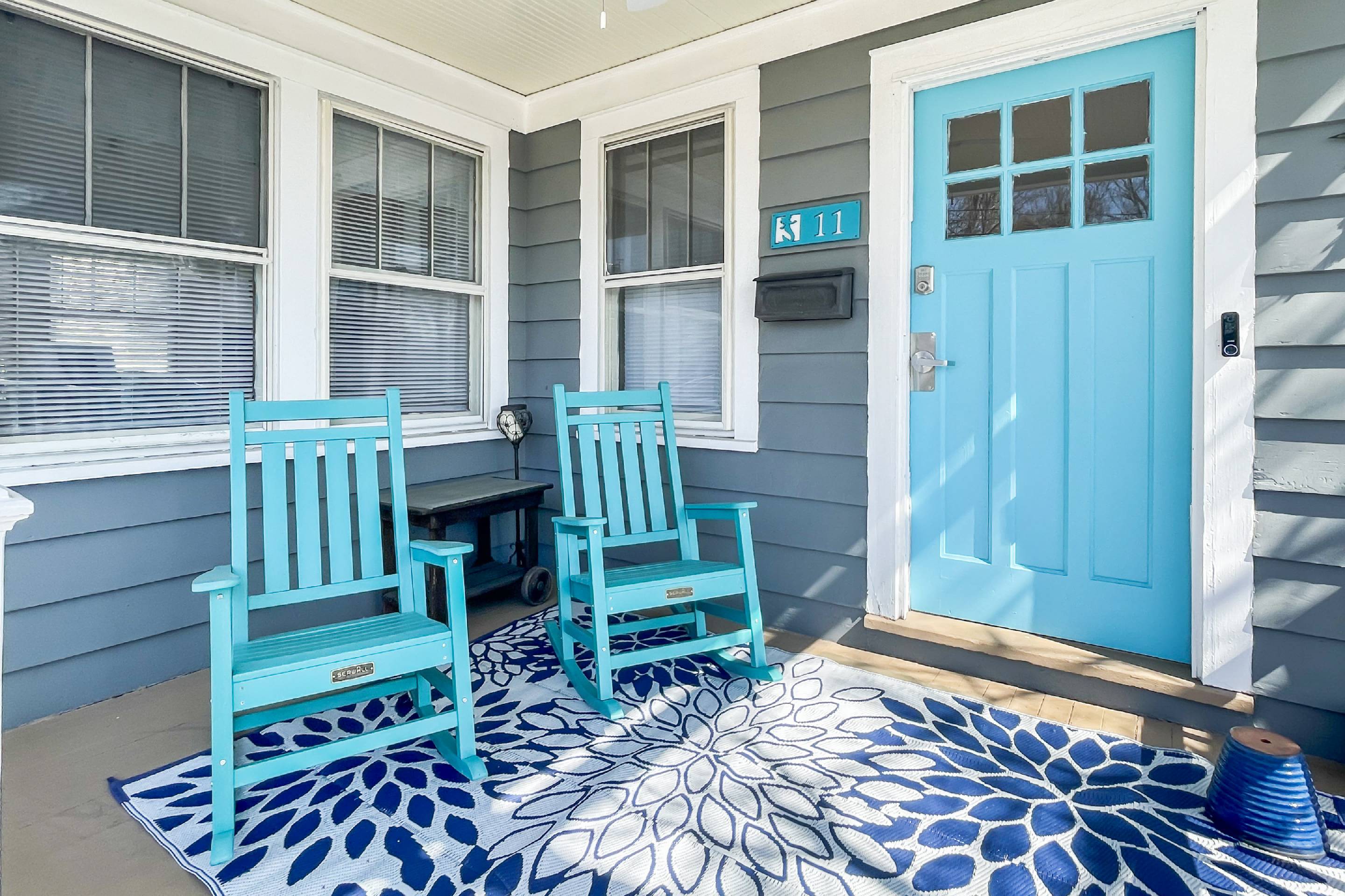 Spacious Home With Game Room And Ocean Views - Charming Beach Bungalow - New Haven, CT