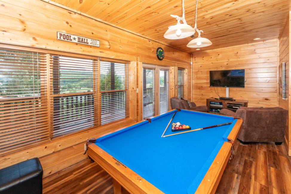 Pigeon Forge Vacation Rental | Family Cabin in Wears Valley:13 Guests ...