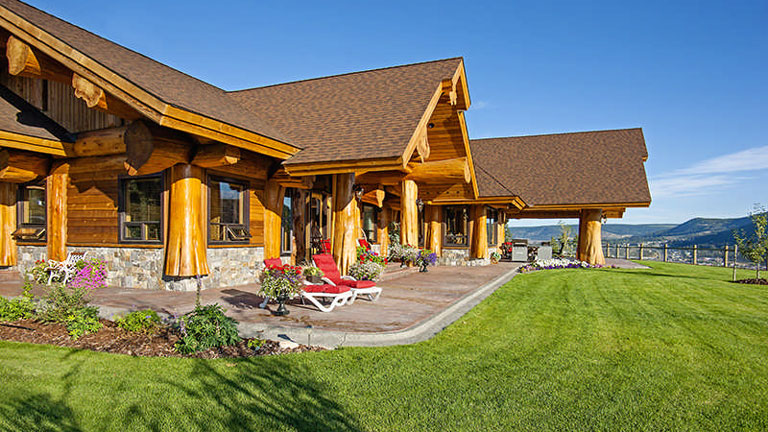 A Luxury Log Home with a Pioneering Spirit