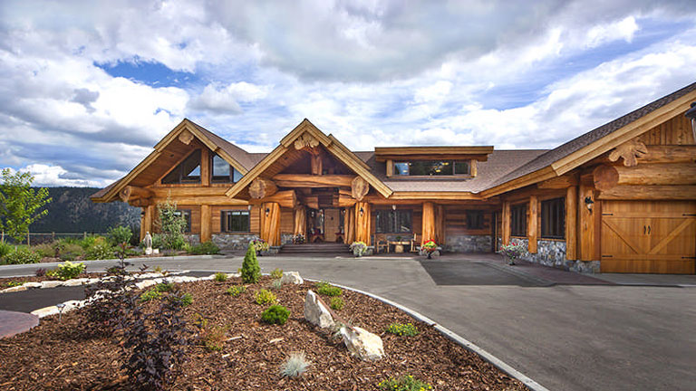A Luxury Log Home with a Pioneering Spirit